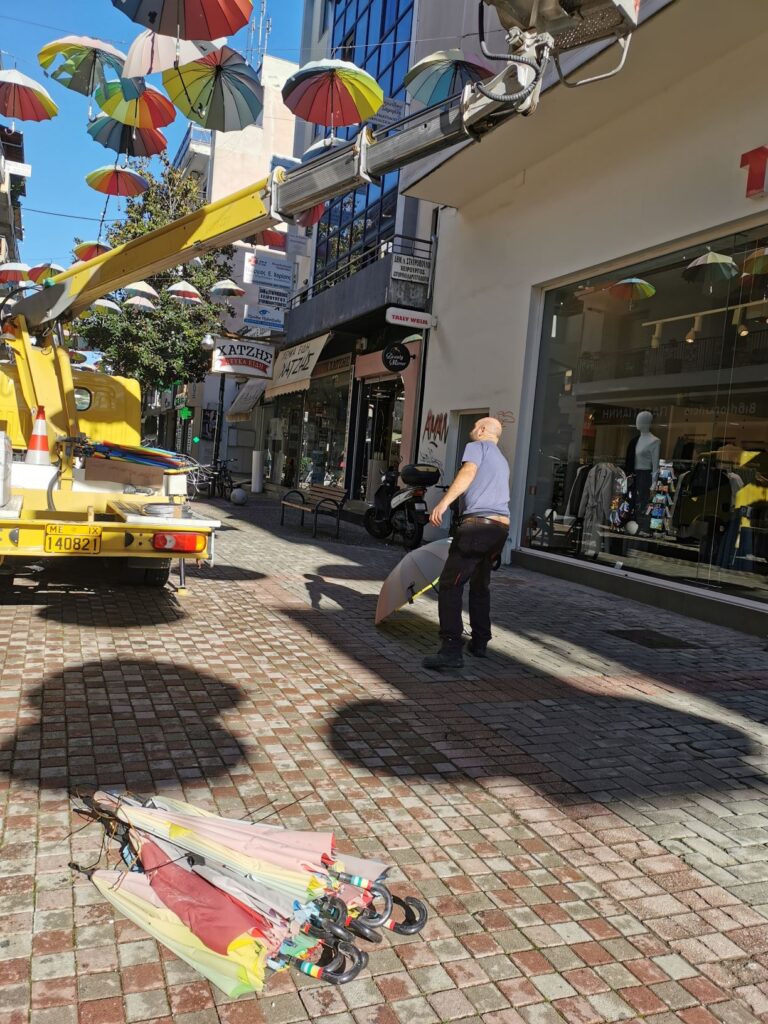 Τρίκαλα: Φρεσκάδα και χρώμα με τις νέες ομπρέλες στην οδό Απόλλωνος ...