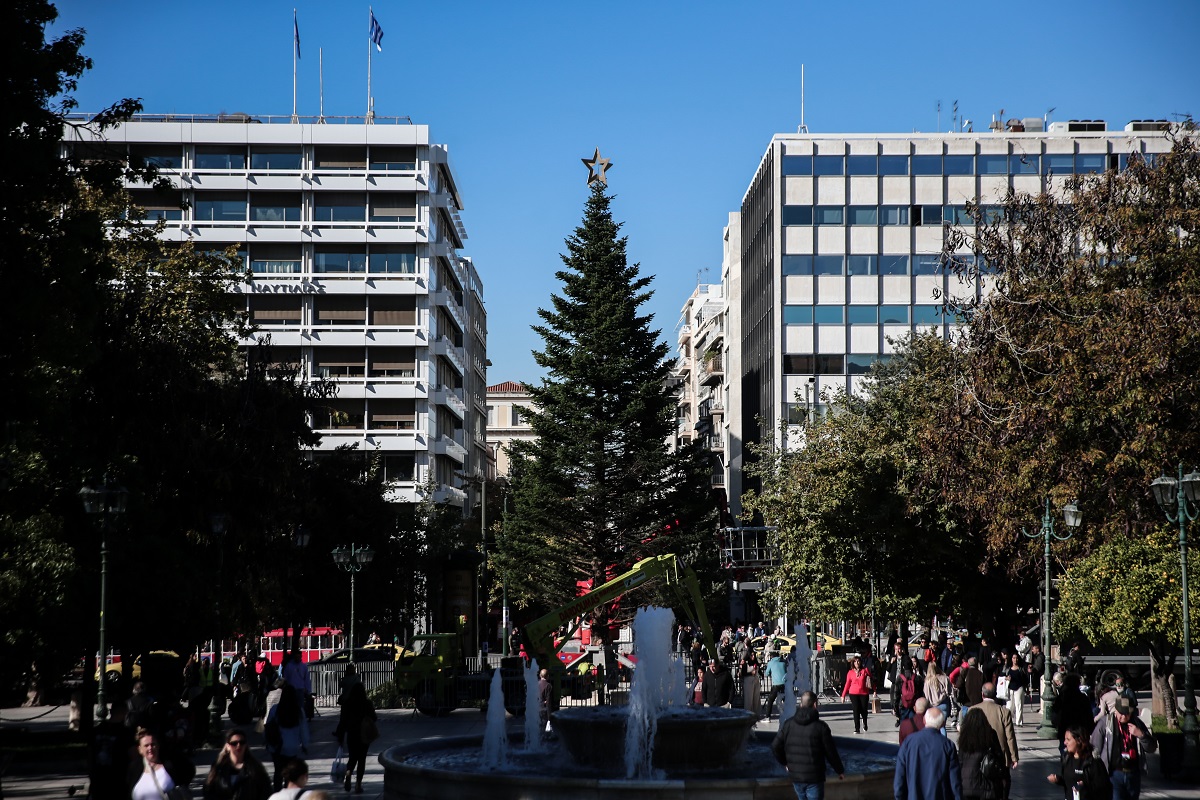 Φωταγωγείται στις 18:00 το χριστουγεννιάτικο δέντρο στο Σύνταγμα ...