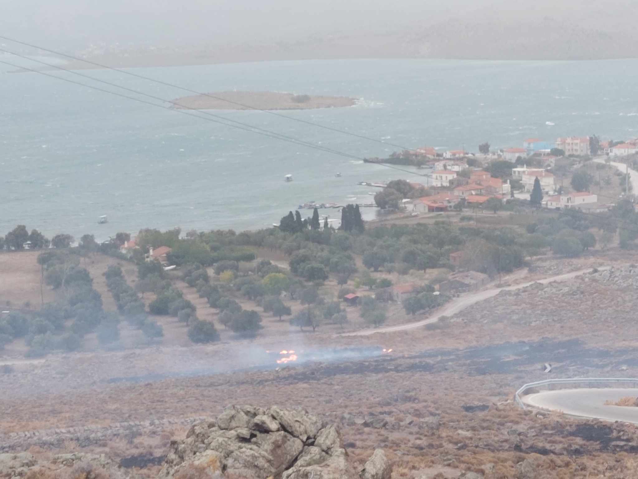 Λέσβος: Δύο φωτιές από καύση χόρτων με θυελλώδεις ανέμους και εν μέσω ...