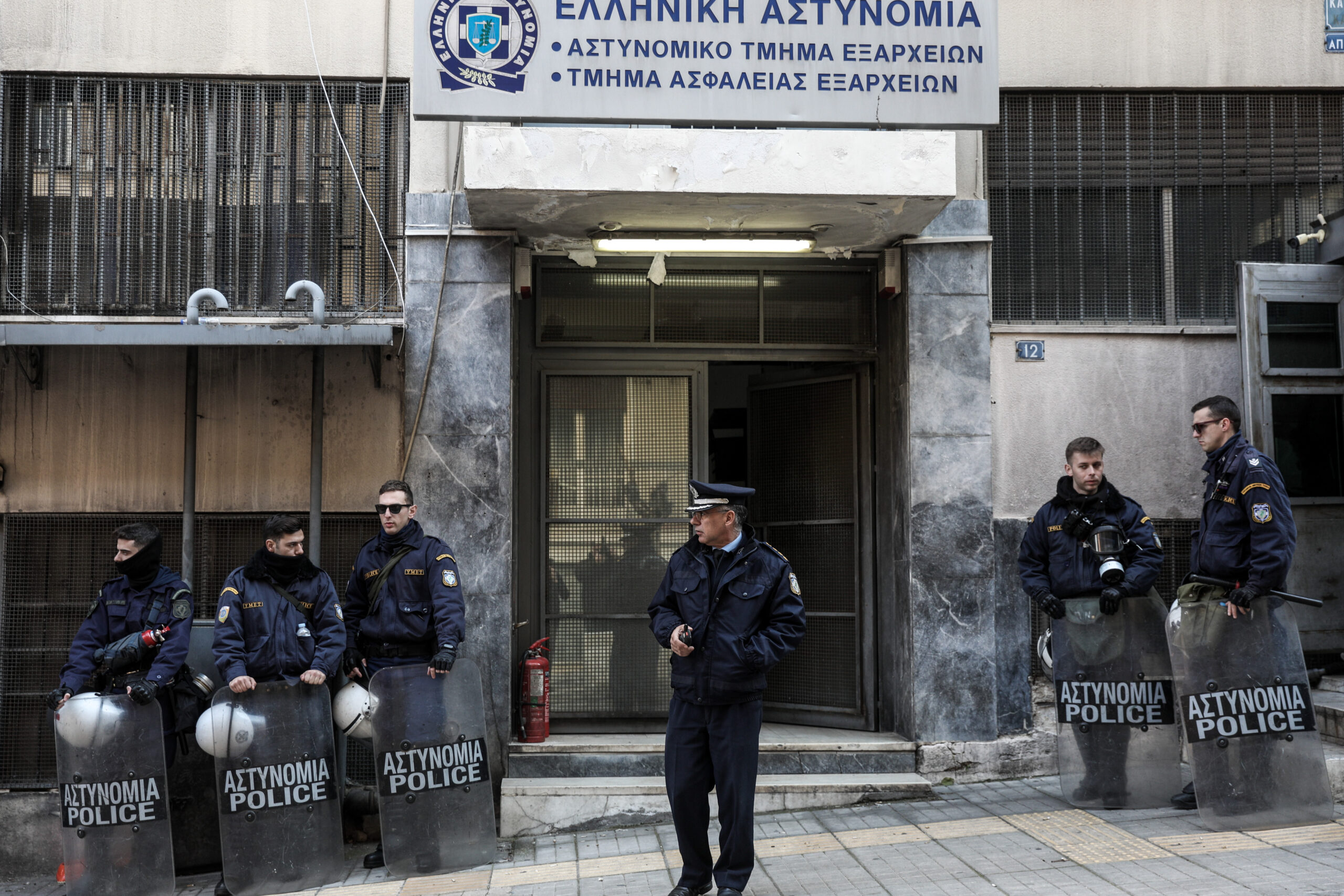 Ανθρωποκυνηγητό για εντοπισμό «δράκου» στα Εξάρχεια - «Ακούσαμε φωνές ...