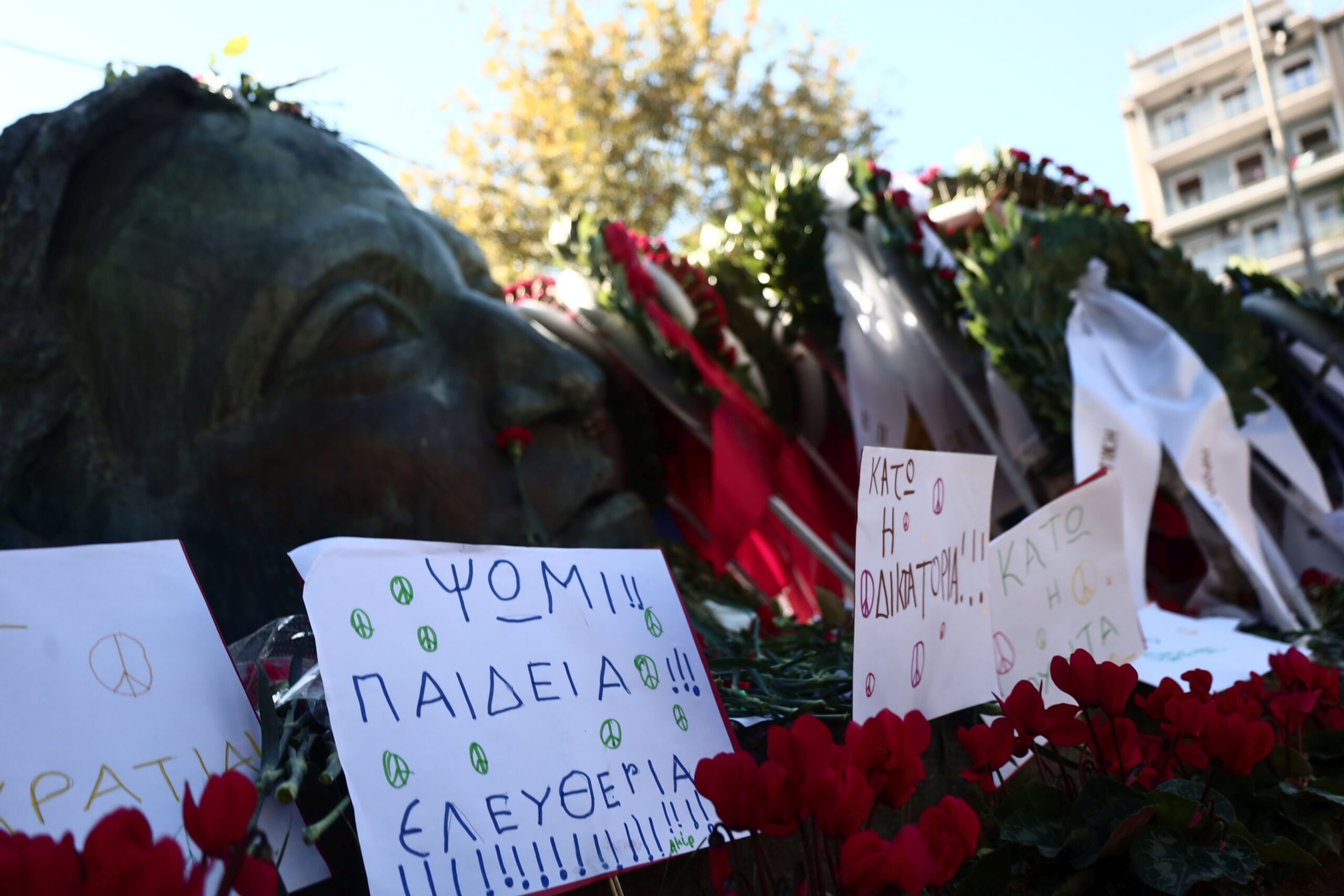 50η Επέτειος Πολυτεχνείου: Χιλιάδες πολίτες και παιδιά αφήνουν ένα ...