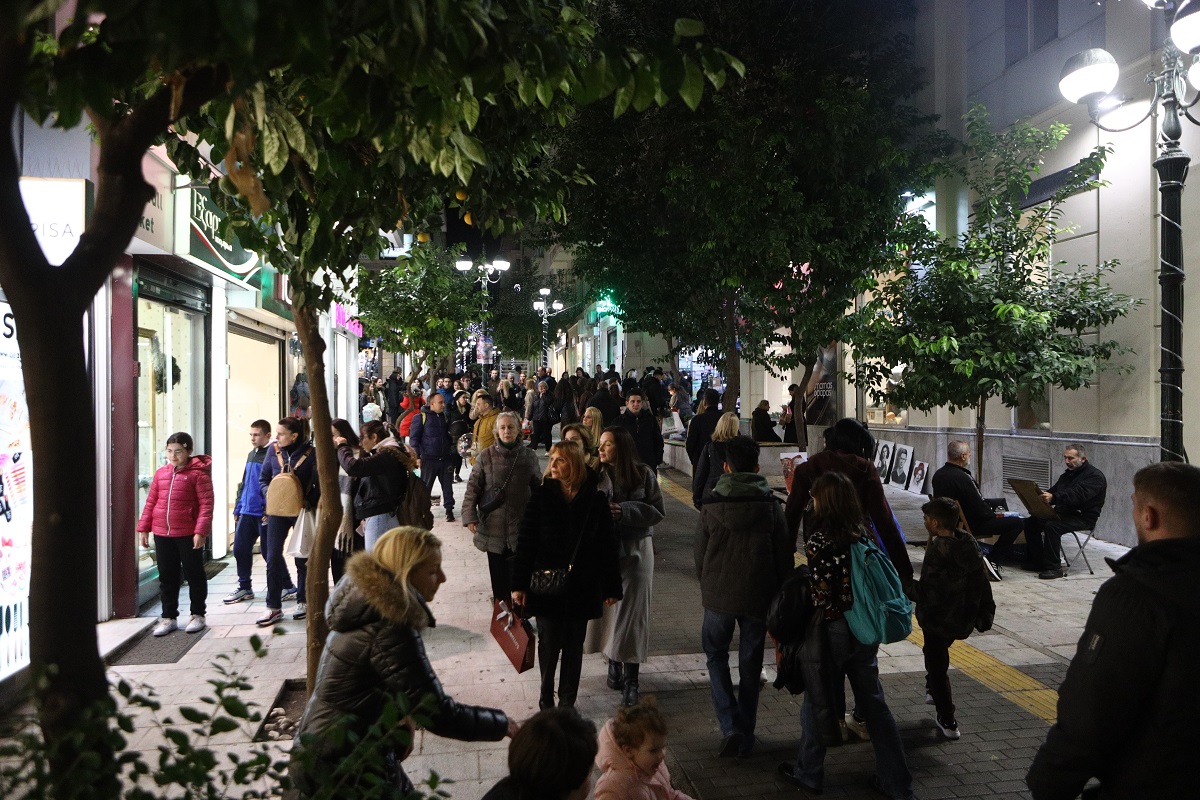 Σε ρυθμό Χριστουγέννων η αγορά - Ανοιχτά την Κυριακή 24/12 τα εμπορικά ...