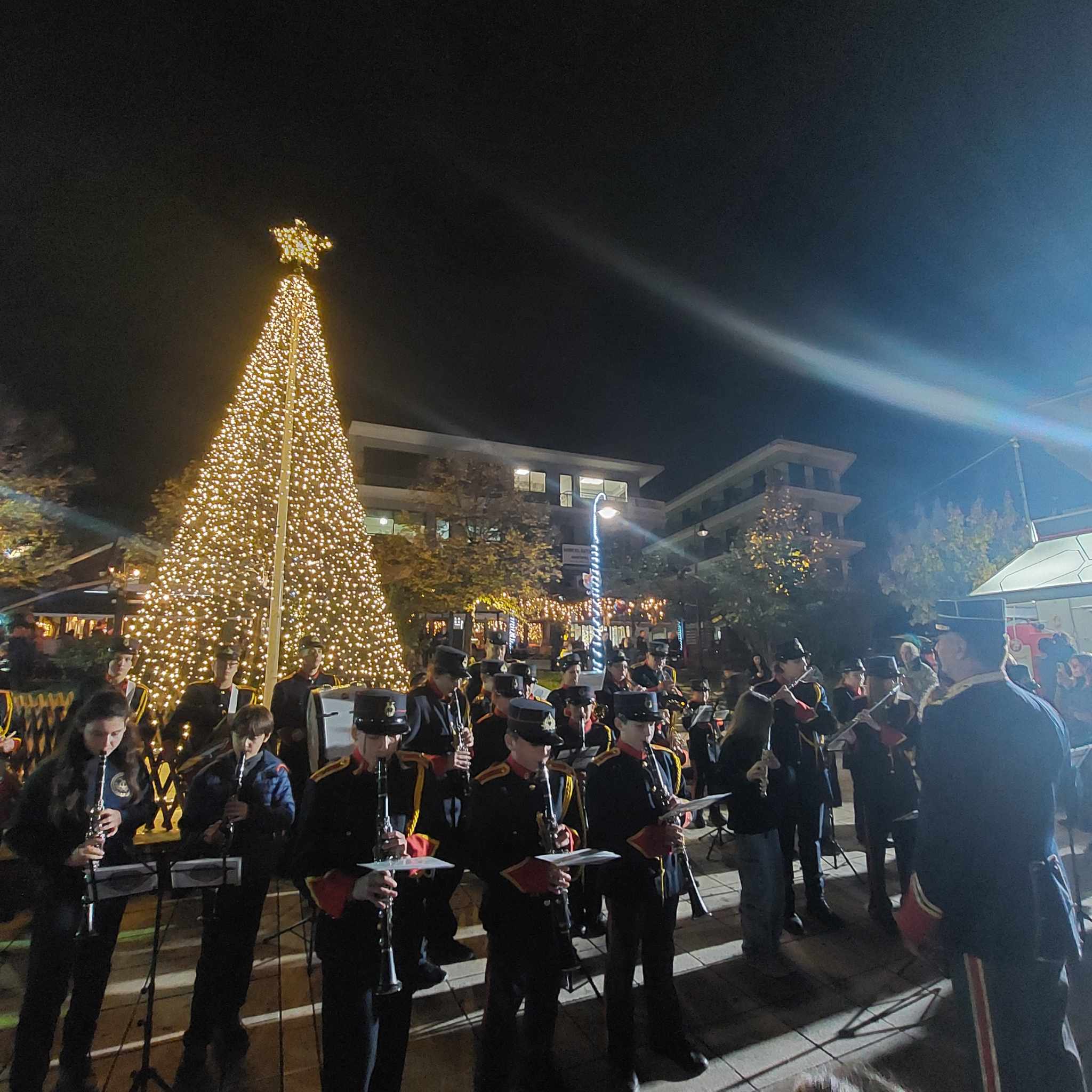 Φωταγώγηση Χριστουγεννιάτικου Δέντρου - Εορταστικά Δρώμενα στην ...
