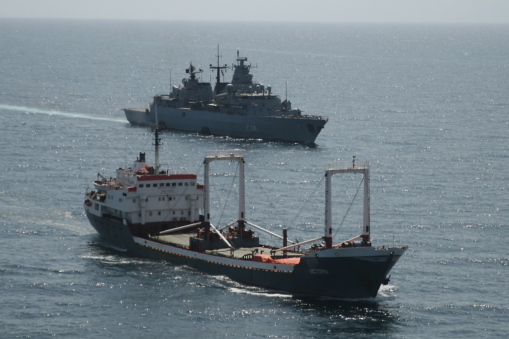 Ισπανικό πολεμικό πλοίο της EU NAVFOR ATALANTA κατευθύνεται προς το MV ...