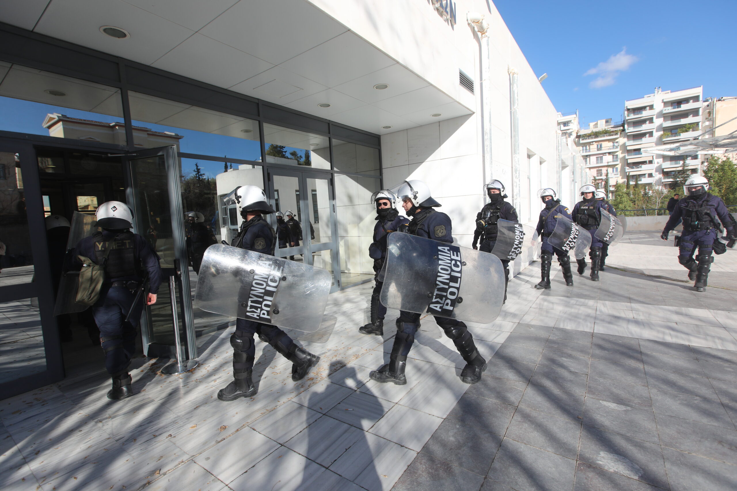 Κολωνός - Η παράκληση της αδερφής της 12χρονης: Ήρθαμε για να δικαιωθεί ...