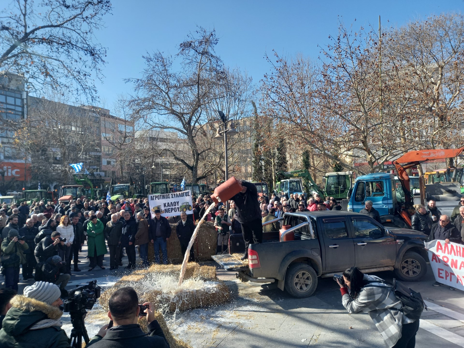 Συλλαλητήριο αγροτών στην πλατεία της Λάρισας - Πανθεσσαλική σύσκεψη ...