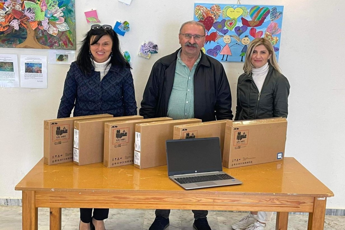 Η Νεολαία της Παγκρητικής Ένωσης Αμερικής δώρισε 6 φορητούς υπολογιστές ...