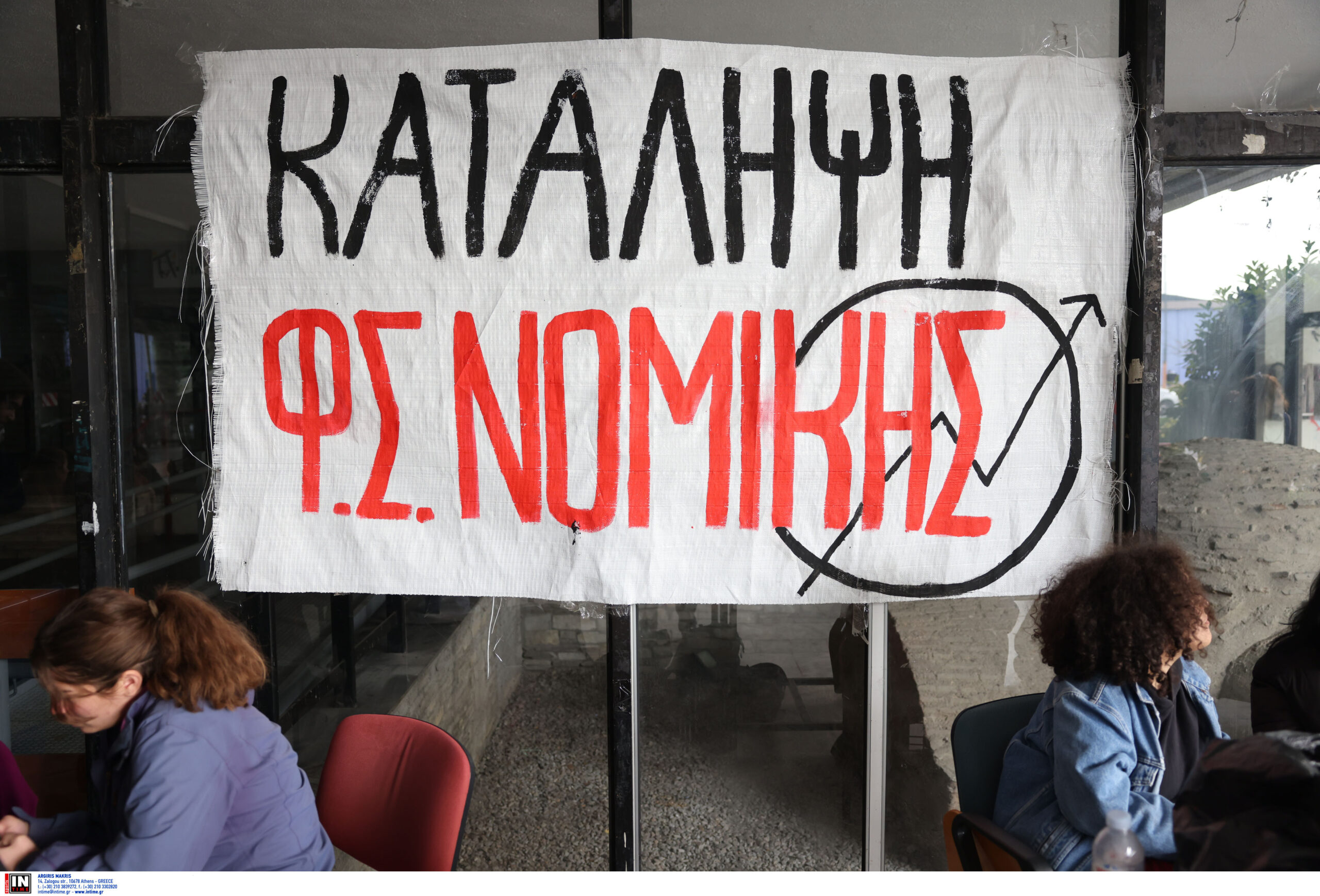 Γ. Ζαρωτιάδης (ΑΠΘ): Ποιοι ήταν οι κουκουλοφόροι που αποχωρούσαν μαζί ...