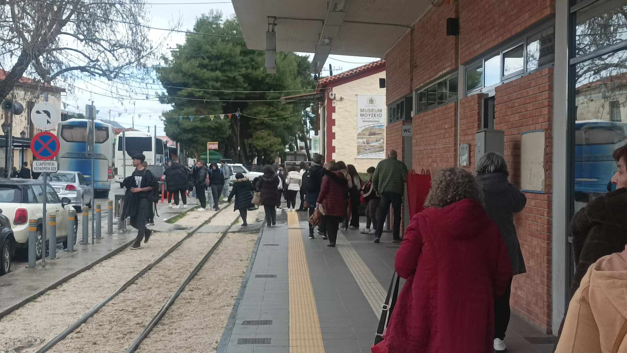 Σώοι έφτασαν στο σιδηροδρομικό σταθμό του Διακοπτού οι 90 επιβάτες του ...