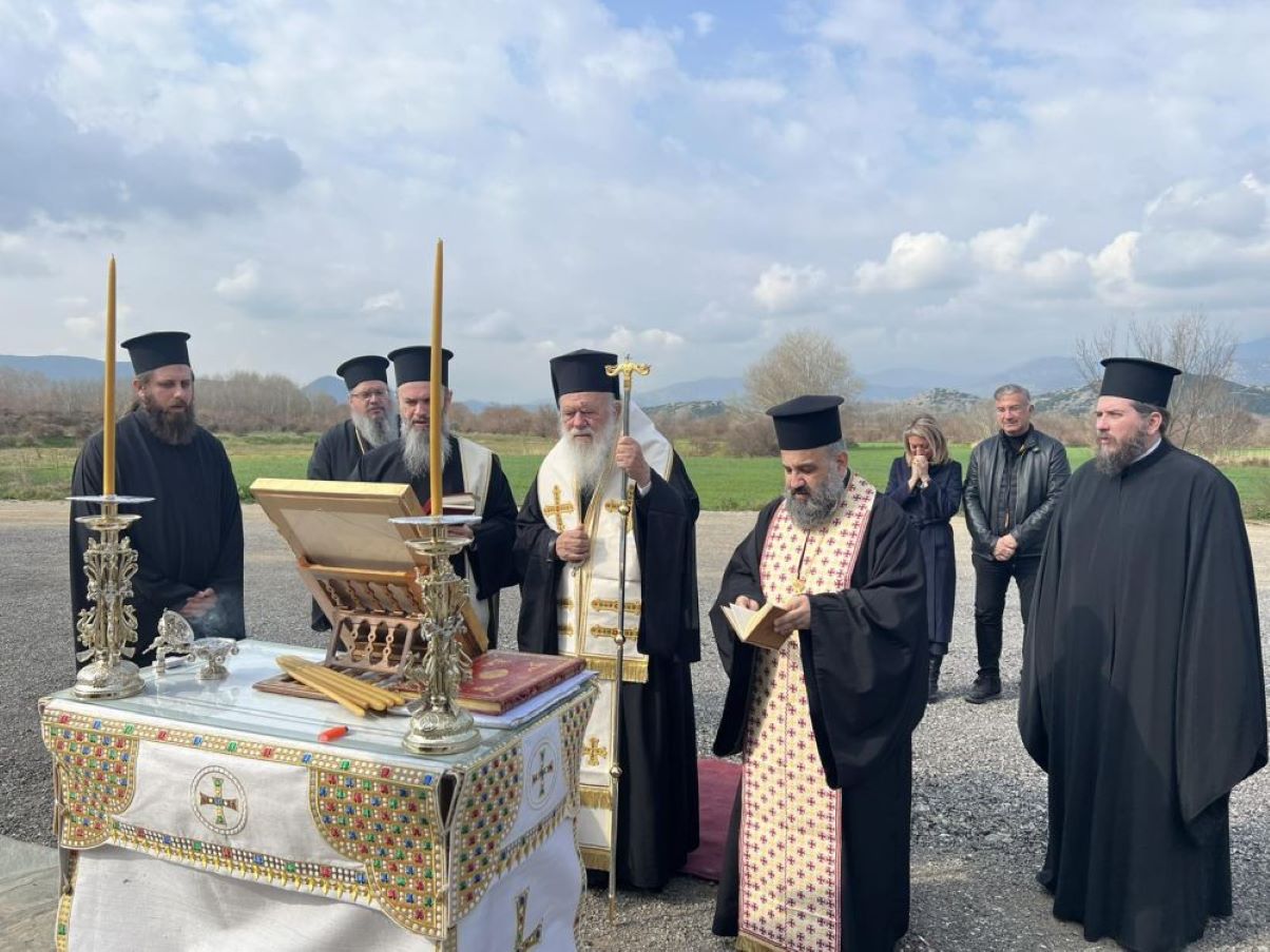 Τρισάγιο στα Τέμπη τέλεσε ο Αρχιεπίσκοπος Αθηνών κ. Ιερώνυμος - ertnews.gr