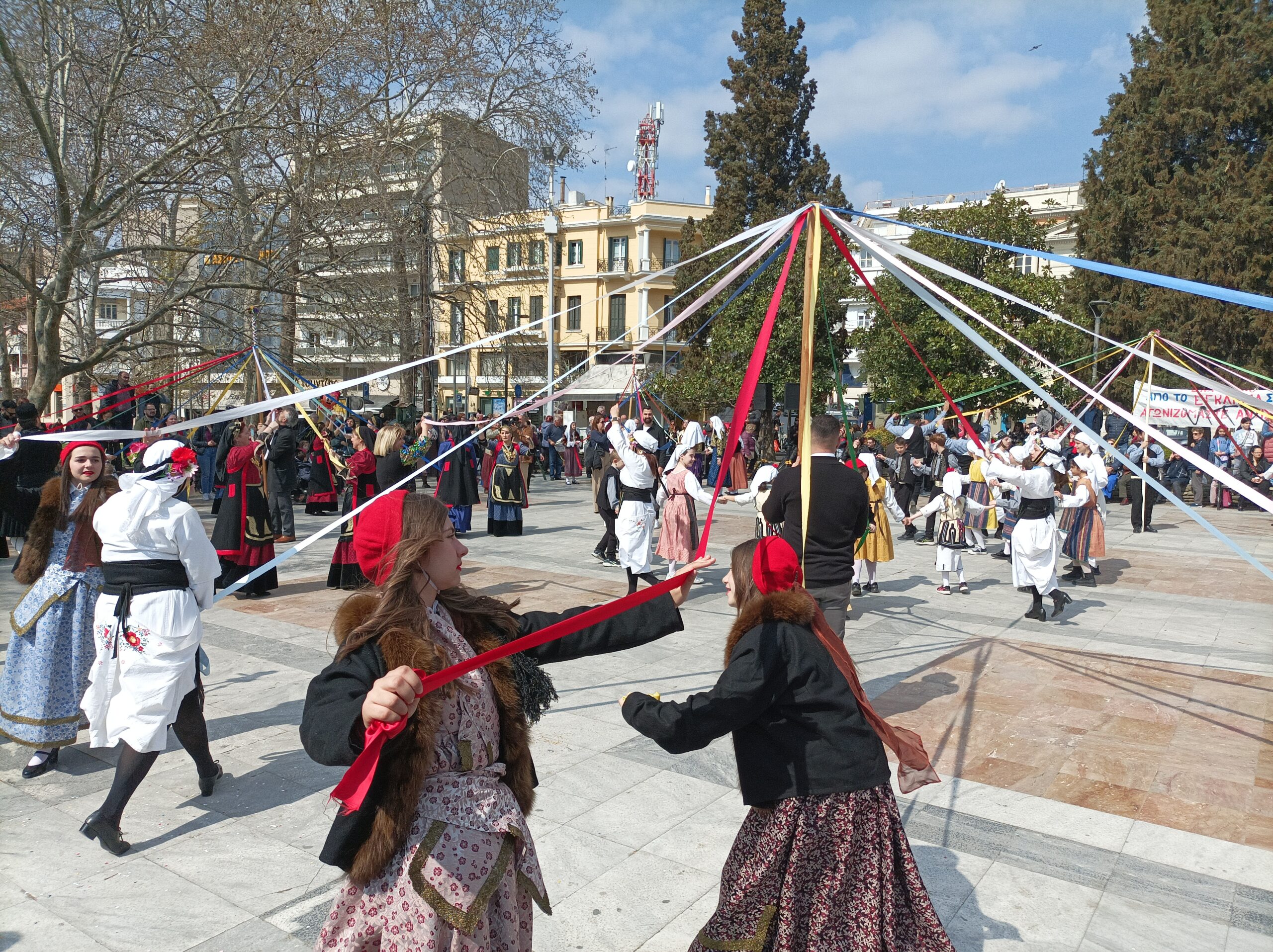 Σέρρες: Αναβίωσε το "γαϊτανάκι" από τους συλλόγους της πόλης - ertnews.gr