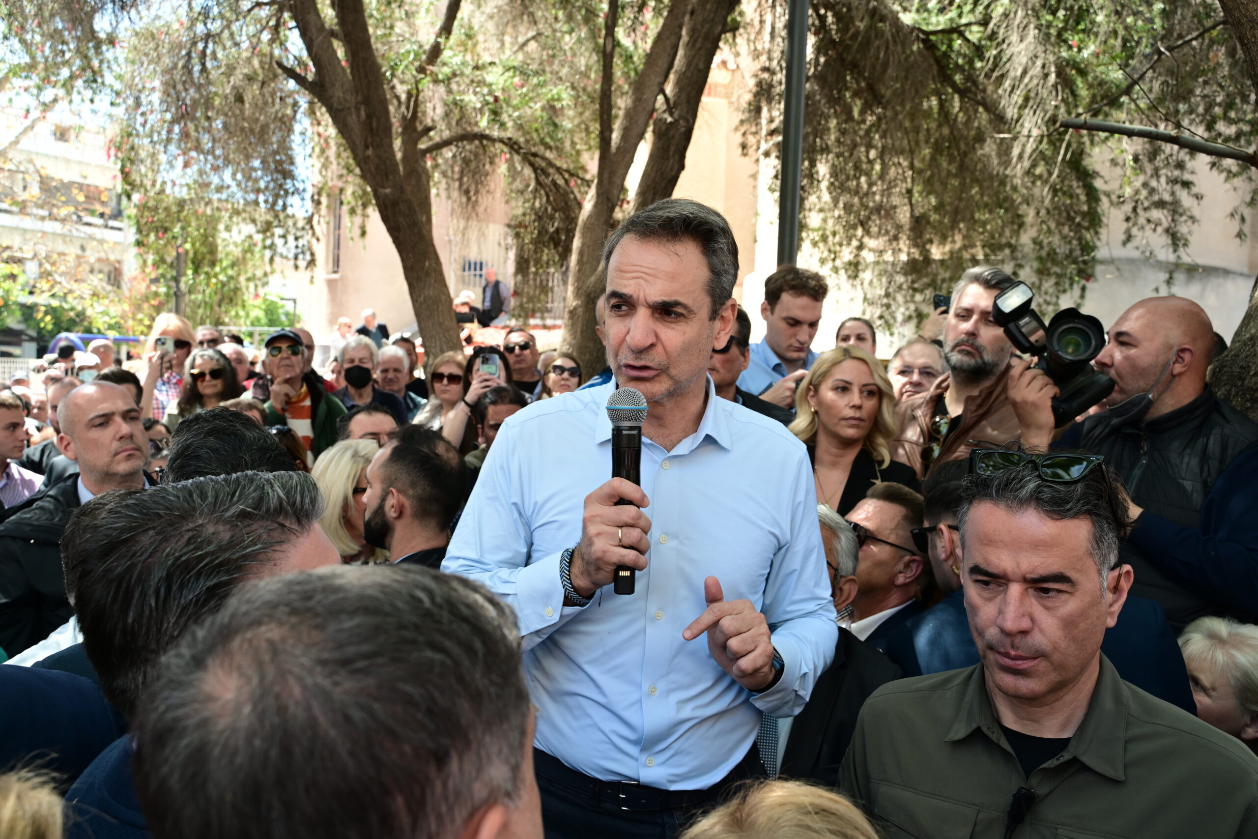 Επίσκεψη Μητσοτάκη στο Μοσχάτο: Οι φωτογραφίες και το ευχαριστώ στους ...