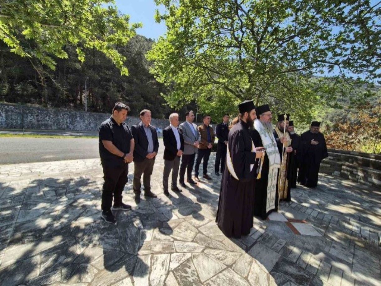 Τρισάγιο στη μνήμη των μαθητών Μακροχωρίου Βέροιας που έχασαν την ζωή ...