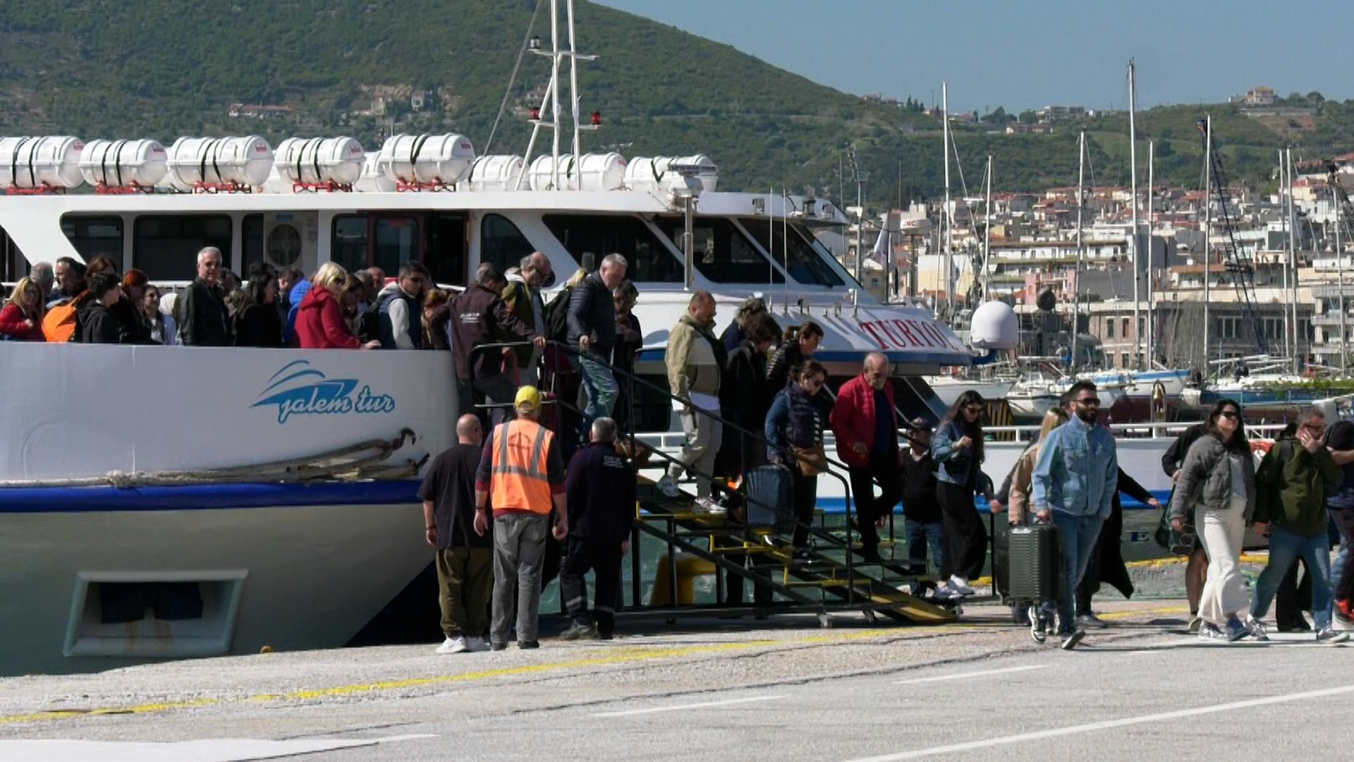 Λέσβος: Σε πλήρη εφαρμογή η χορήγηση γρήγορης Visa - 6.000 Τούρκοι για ...