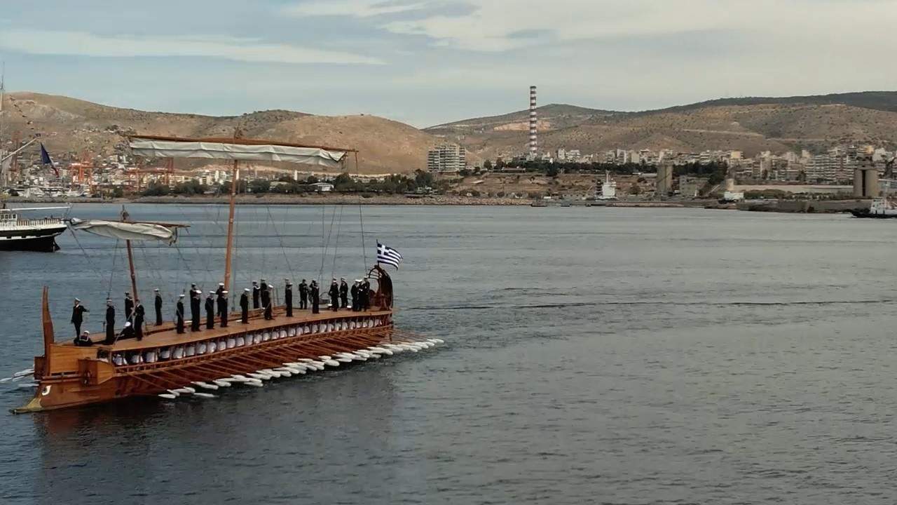 Η Ολυμπιακή Φλόγα “αποχαιρέτησε” την Ελλάδα - Η τριήρης «Ολυμπιάς» την ...