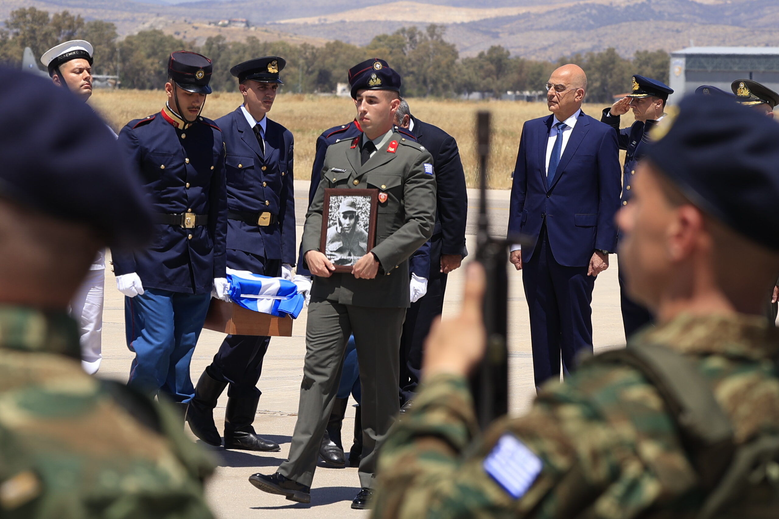 Κύπρος 1974: Στην Ελλάδα τα λείψανα 9 ηρώων που πολέμησαν κατά των ...