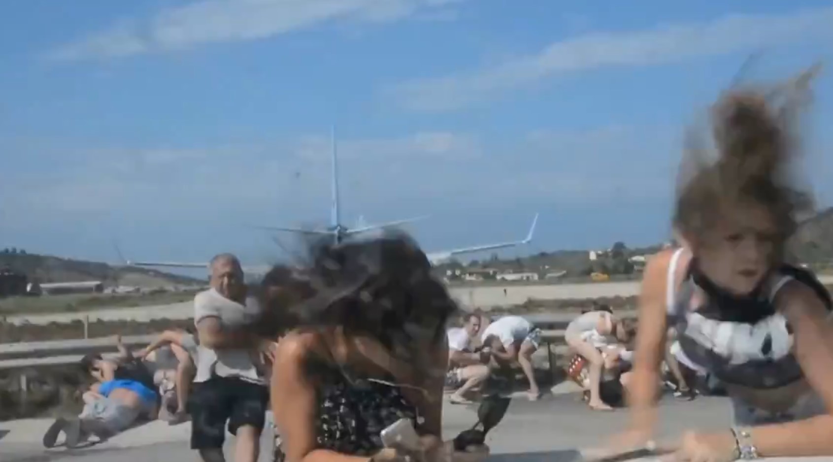 Σκιάθος: Νέο βίντεο από απογείωση αεροπλάνου με τουρίστες σε απόσταση αναπνοής - ertnews.gr