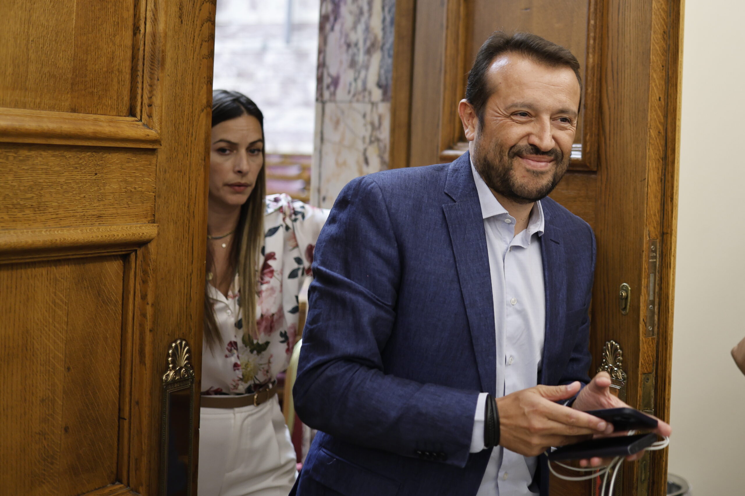 Ισχνή νίκη Κασσελάκη: «Πέρασε» με 17 υπέρ, 12 κατά και 4 παρών η ...