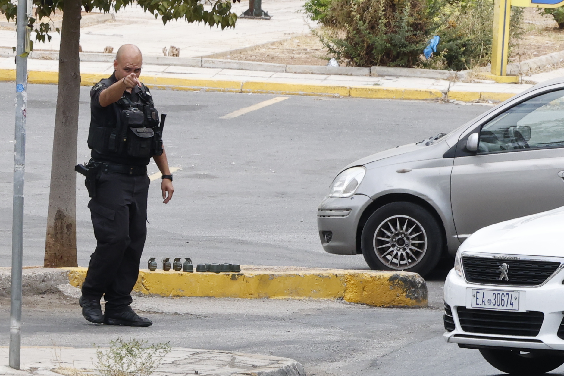 Φορητό οπλοστάσιο με χειροβομβίδες και φυσίγγια στο Κερατσίνι - Η ...