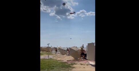 Χαλκιδική: Δυνατός αέρας αναστάτωσε beach bar ξηλώνοντας ομπρέλες ...