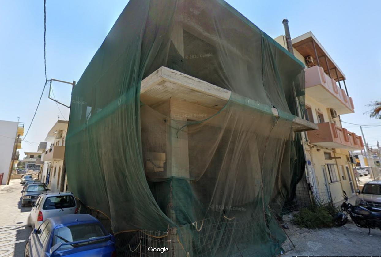 Ηράκλειο: Μπαλκόνι οικοδομής έπεσε πάνω σε σταθμευμένο όχημα - ertnews.gr