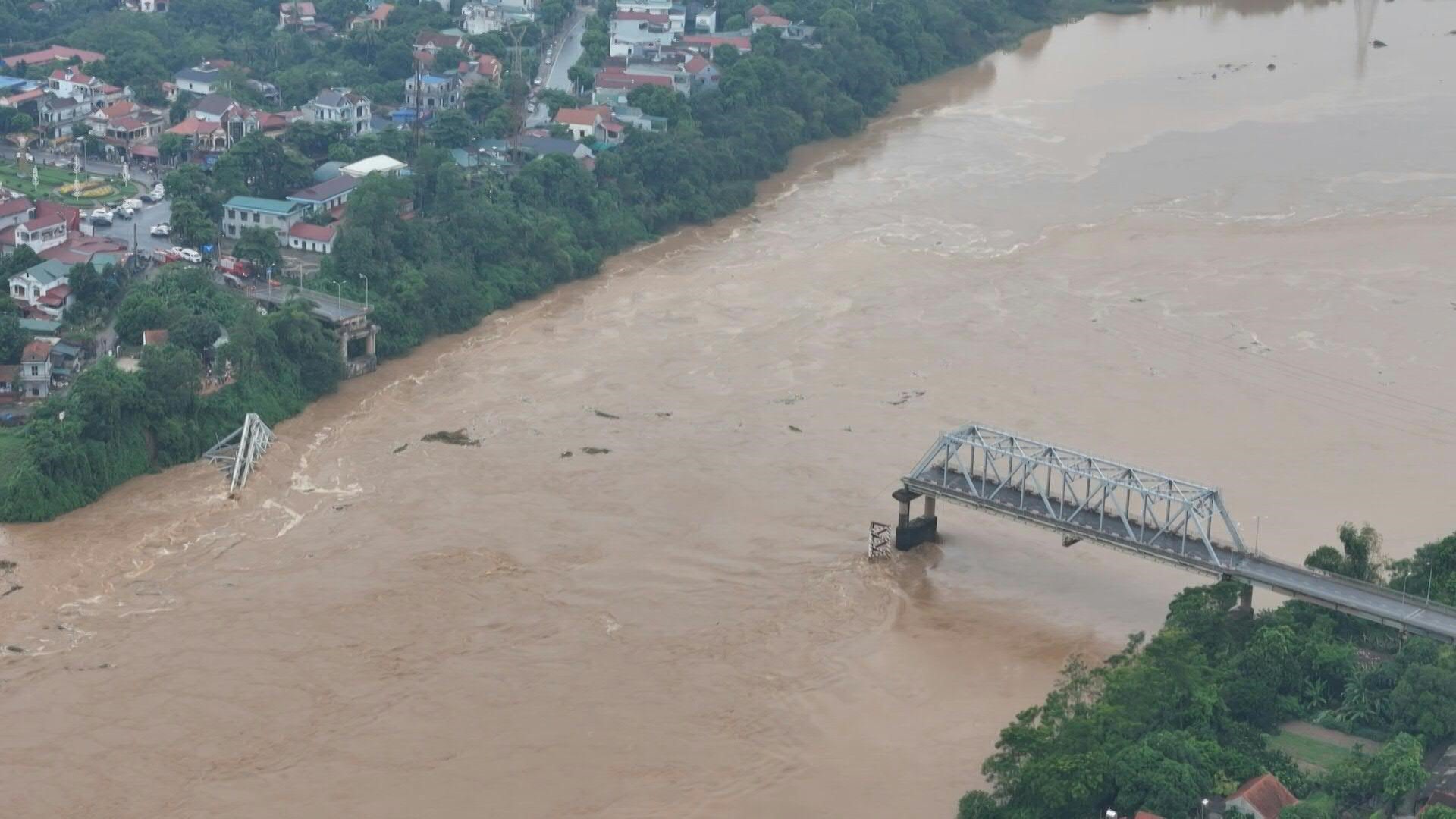 Βιετνάμ: 82 νεκροί, 64 αγνοούμενοι από το πέρασμα του τυφώνα Γιάγκι- Δείτε τη στιγμή που γέφυρα ...