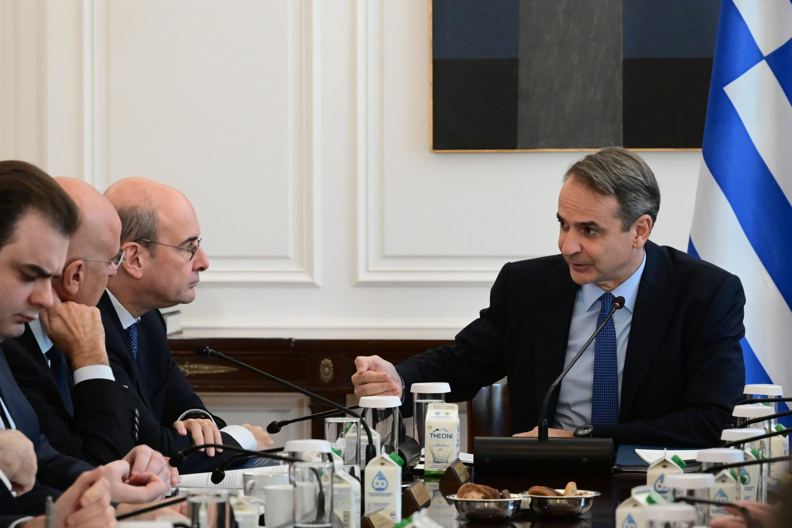 Μητσοτάκης στο Υπουργικό για τον προϋπολογισμό: Απαντά στην ακρίβεια ...