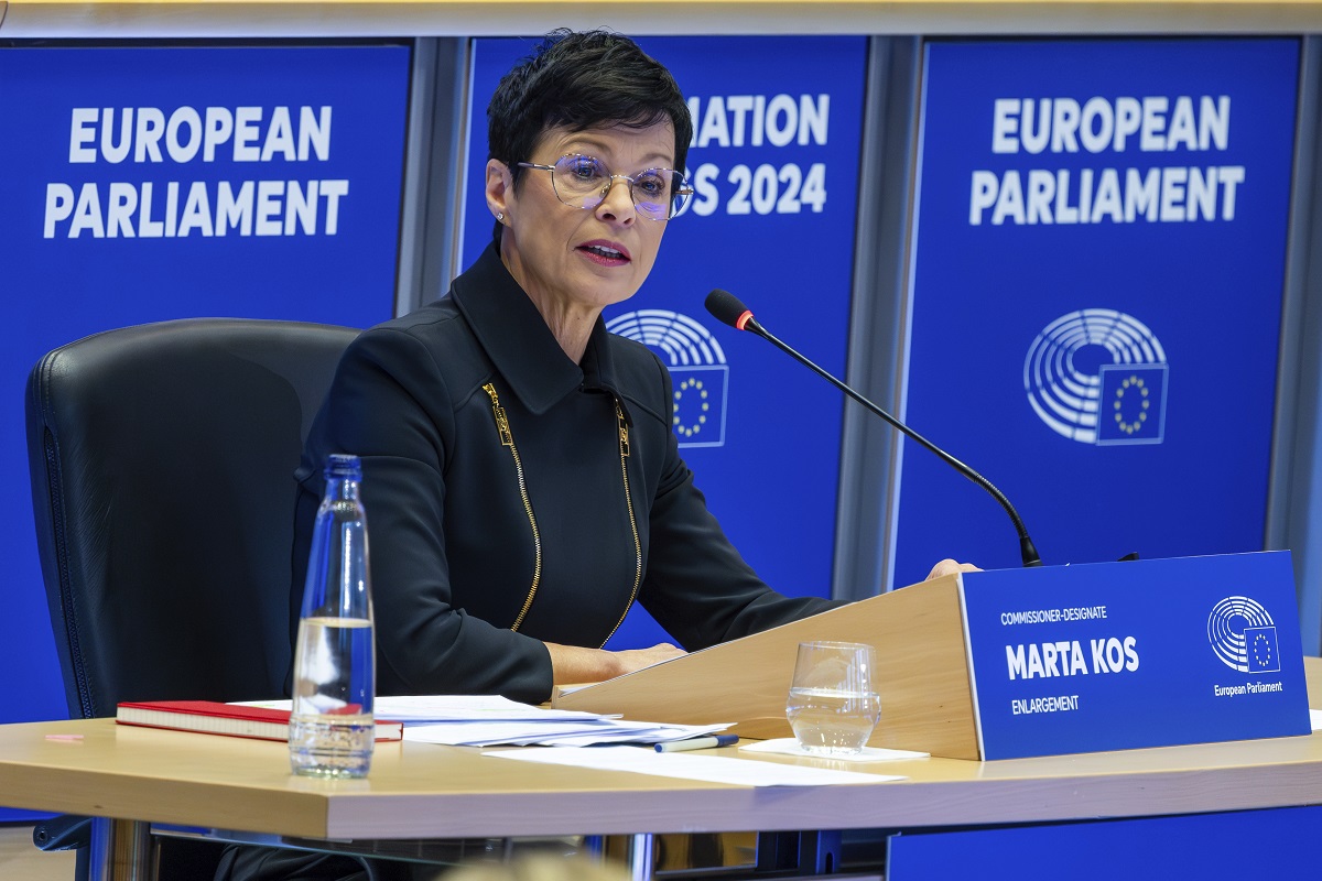 Επίτροπος για τη Διεύρυνση της ΕΕ προς τα Σκόπια: Αλλάξτε το Σύνταγμά ...