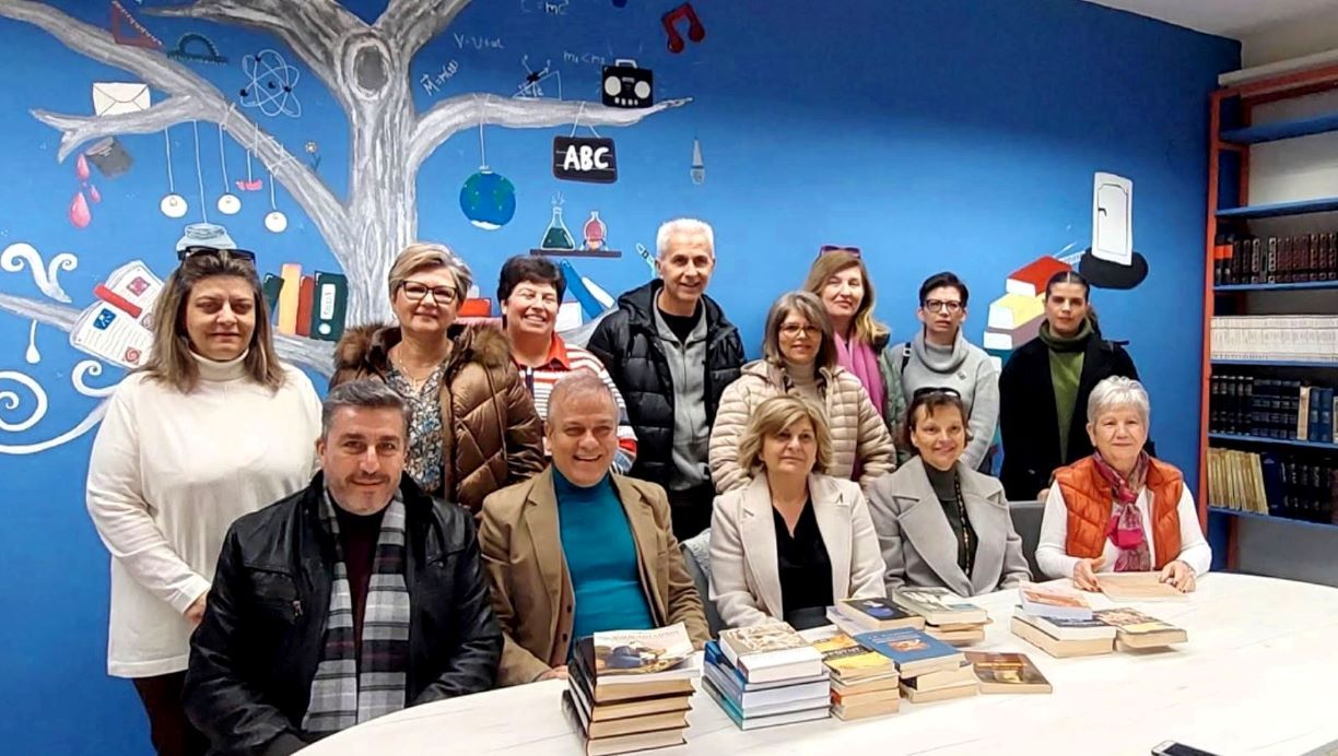 Το Πολιτιστικό Κέντρο Εκπαιδευτικών Λάρισας πρόσφερε βιβλία στο 2ο ...
