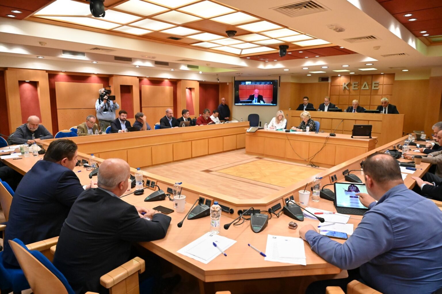 KEΔΕ: Συμμετέχει στην αναθεώρηση του Συντάγματος με συγκροτημένες ...