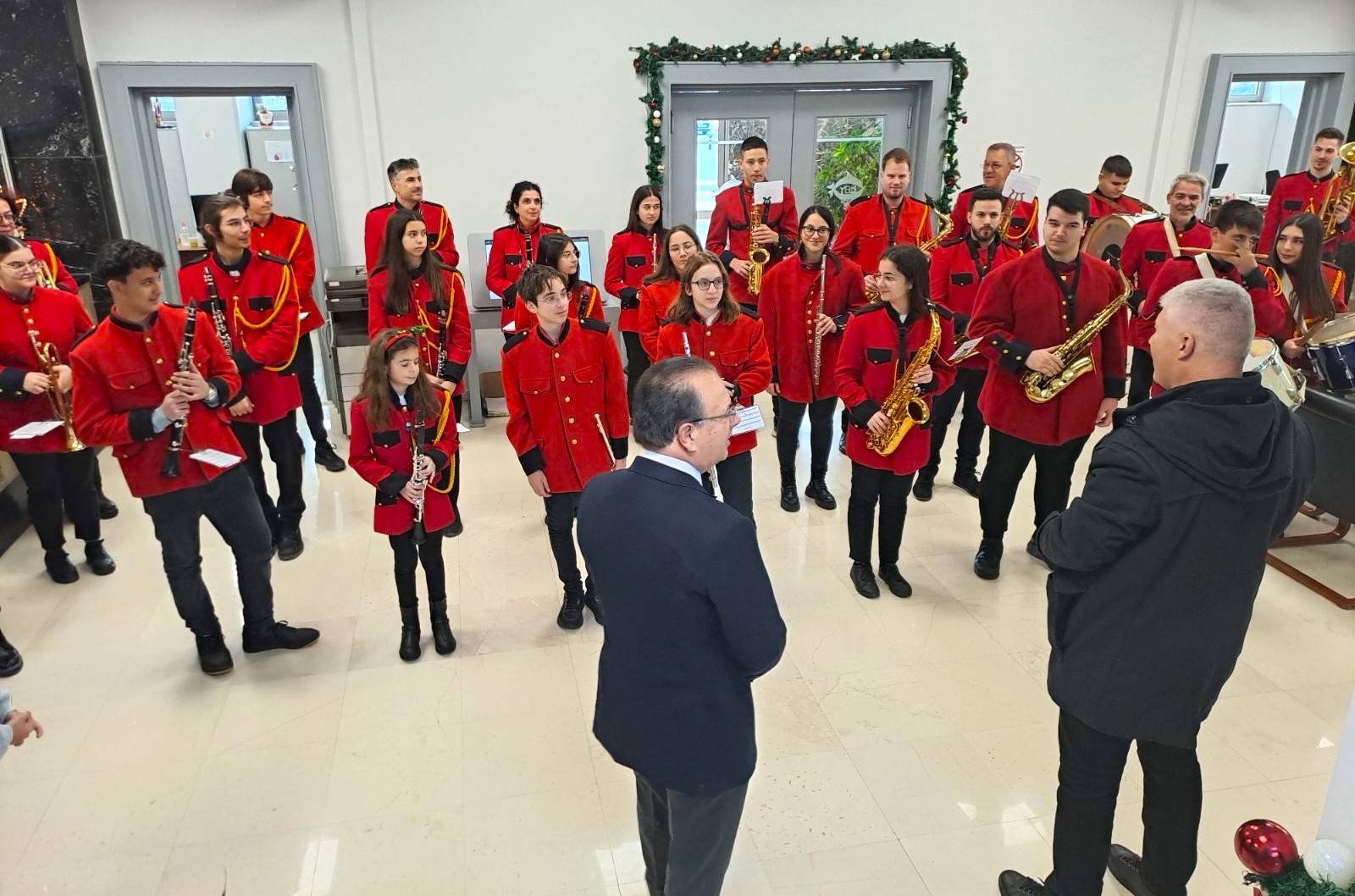 Με μουσική, κάλαντα και καλή διάθεση ξεπροβόδισε τη χρονιά ο Δήμαρχος ...