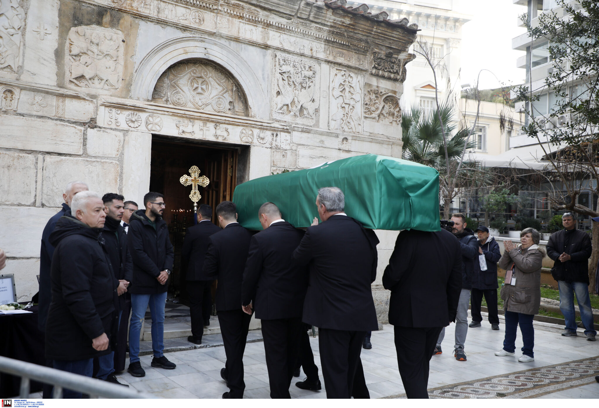 Μίμης Δομάζος: Συγκίνηση στο τελευταίο αντίο στον «στρατηγό» - Πλήθος ...