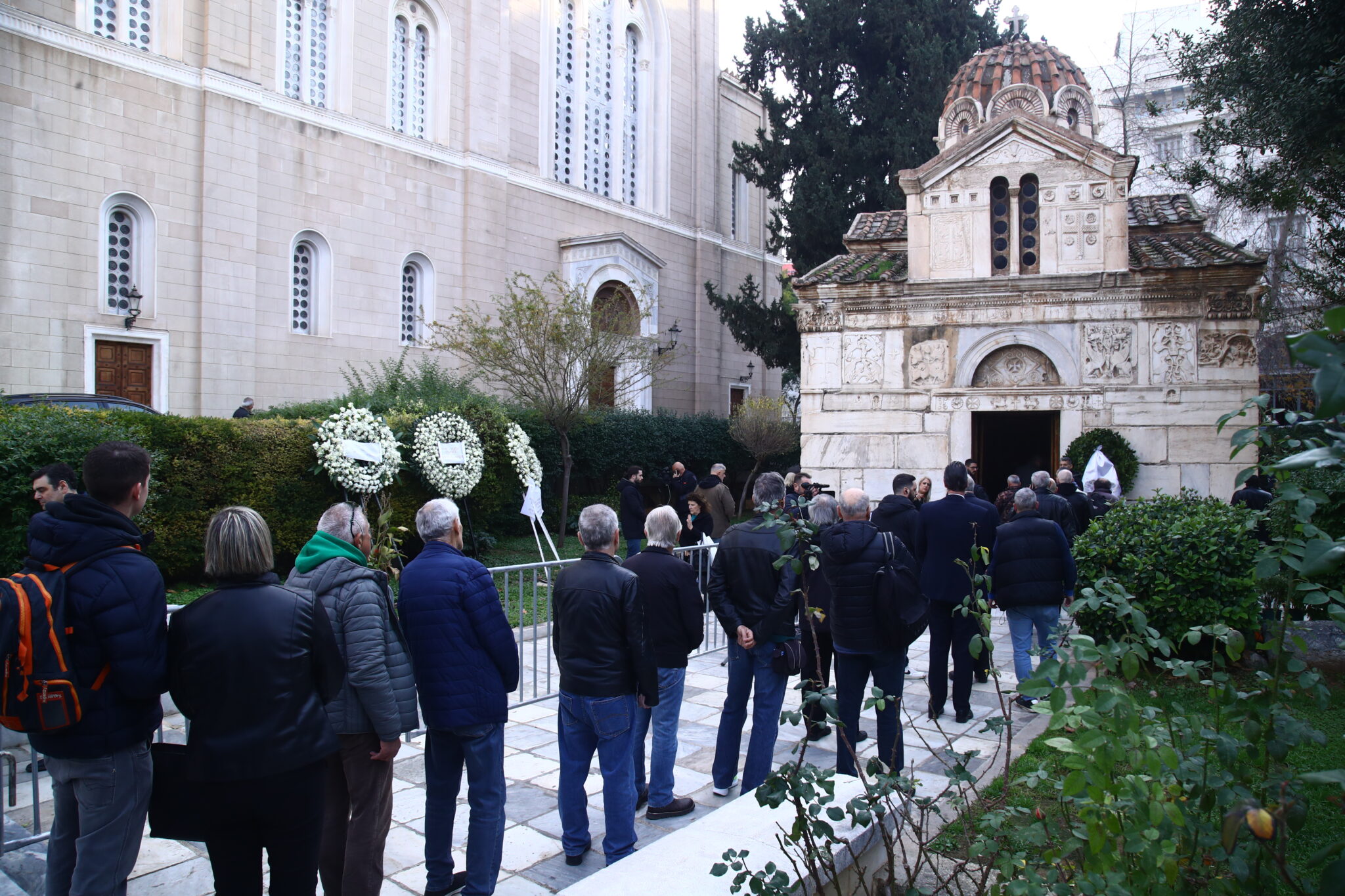 Μίμης Δομάζος: Συγκίνηση στο τελευταίο αντίο στον «στρατηγό» - Πλήθος ...