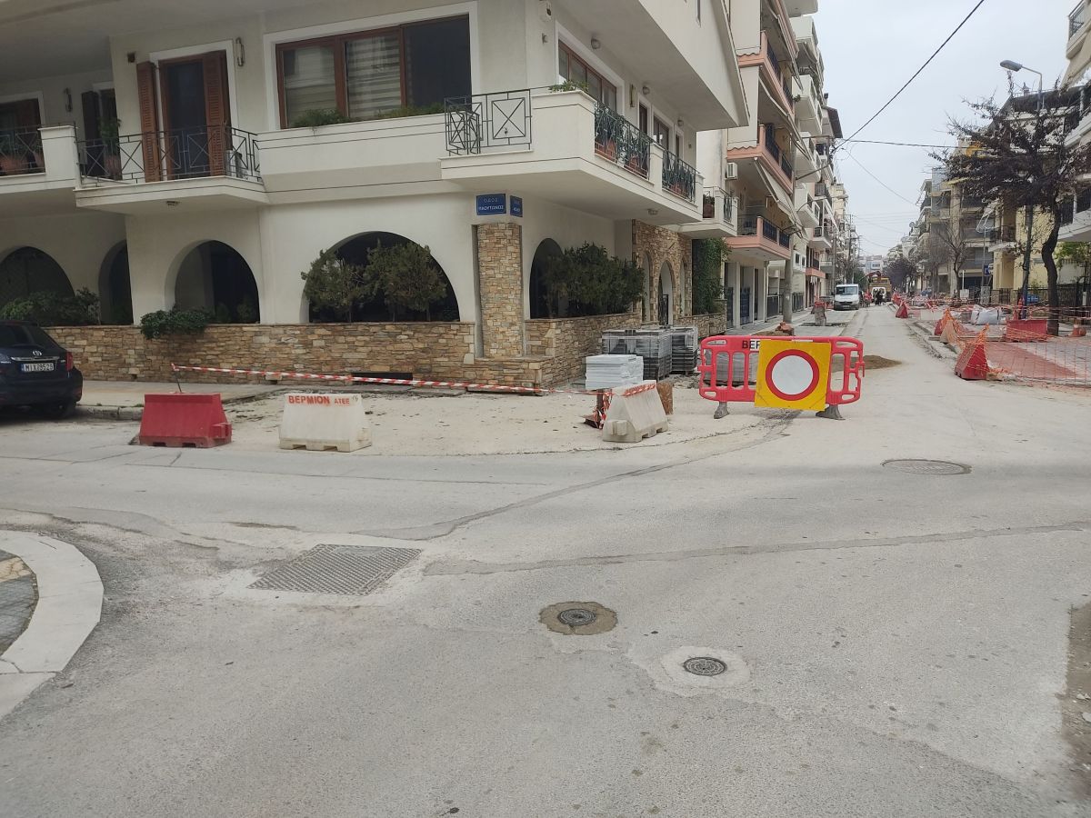 Συνεχίζονται τα έργα στην οδό Αιόλου στη Λάρισα - ertnews.gr