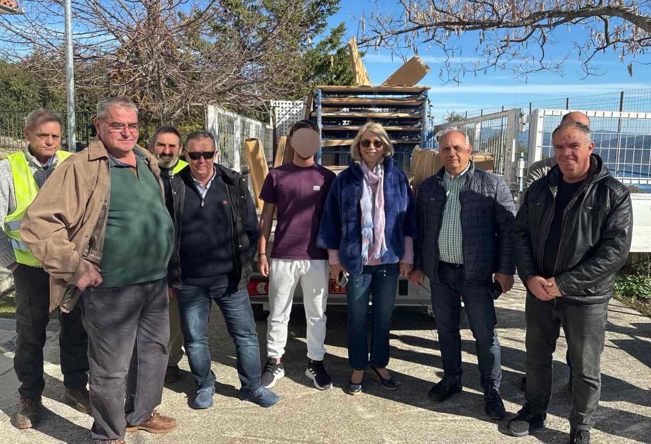 Ζ. Μάκρη: Παράδοση σχολικού εξοπλισμού στο Τρίκερι και ηλεκτρονικού στο ...