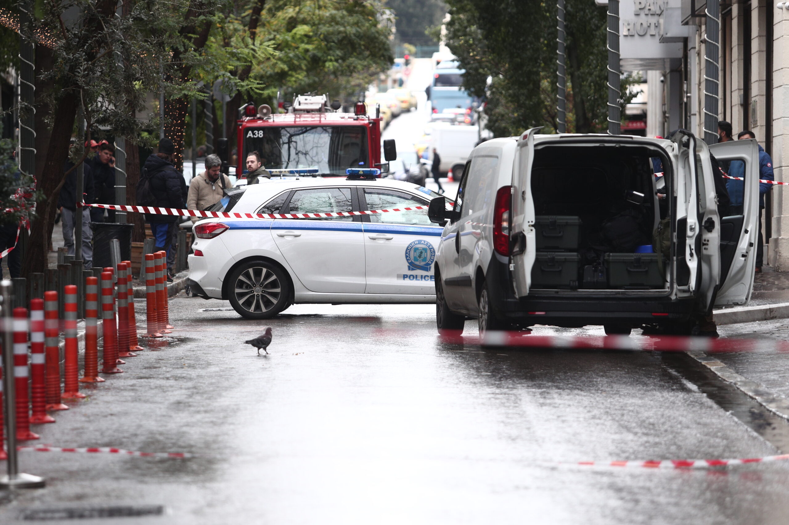Έκρηξη σε πολυκατοικία στη Βάρκιζα: Τοποθετήθηκε αυτοσχέδιος ...
