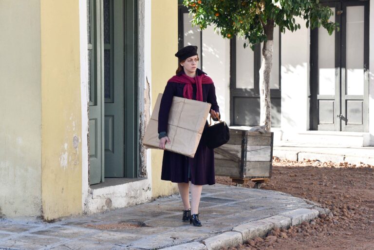 H νέα σειρά μυστηρίου της ΕΡΤ «Απαραίτητο φως» έρχεται στο ERTFLIX στις ...