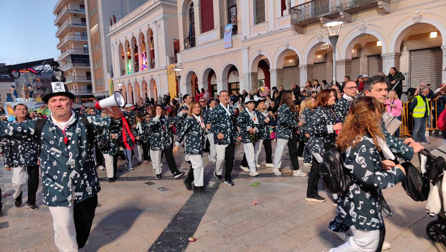 Νυχτερινή ποδαράτη παρέλαση του Πατρινού Καρναβαλιού 2025 (εικόνες) - MAG24