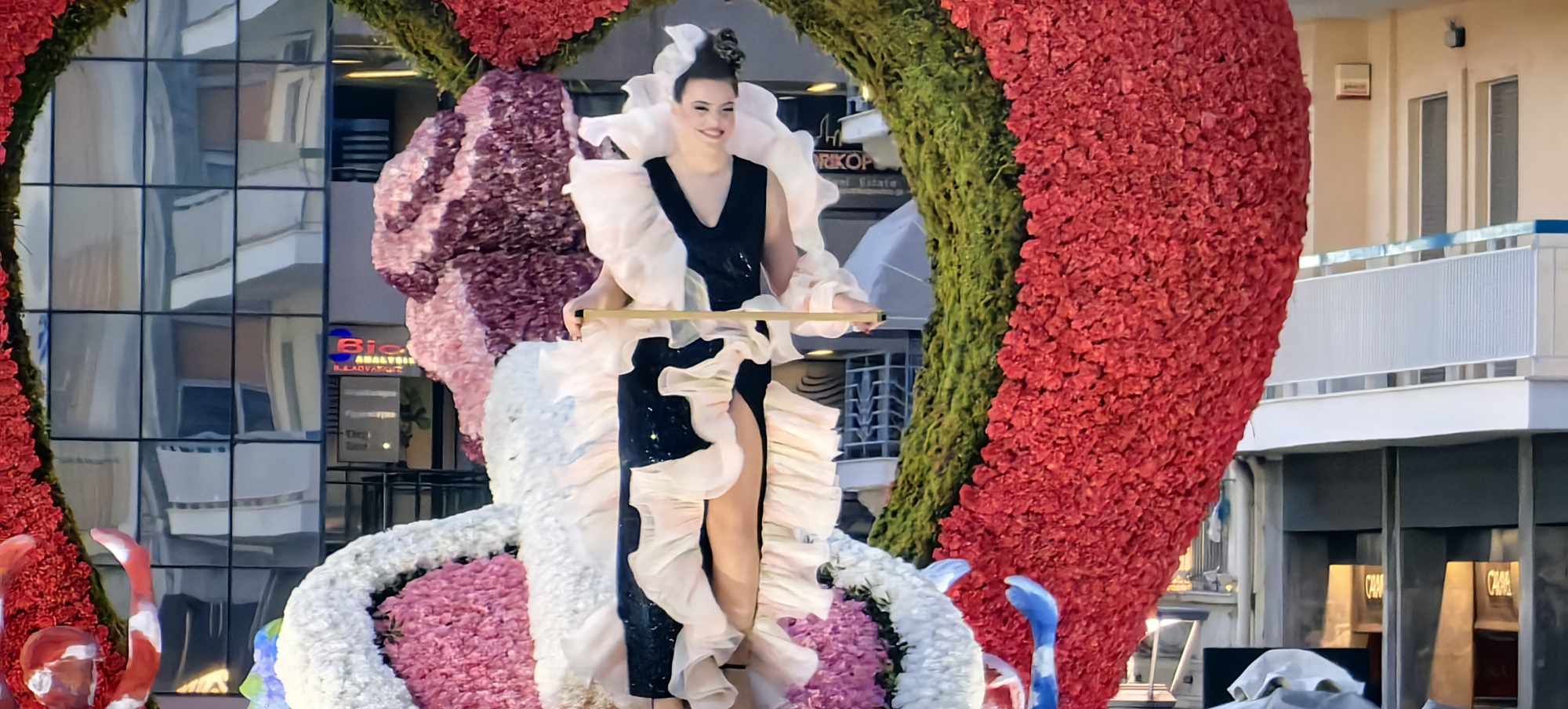Νυχτερινή ποδαράτη παρέλαση του Πατρινού Καρναβαλιού 2025 (εικόνες) - MAG24
