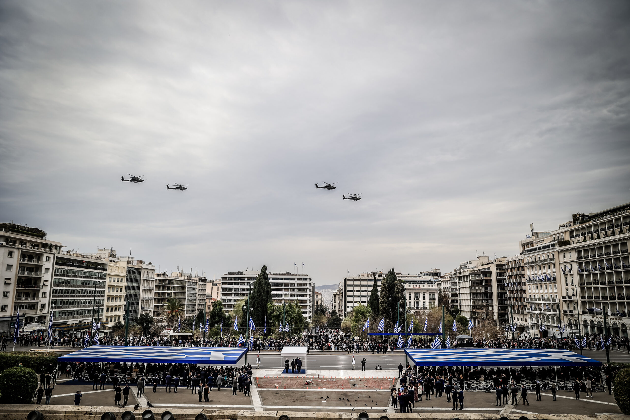 Παρέλαση 25ης Μαρτίου: Η πτήση των μαχητικών αεροσκαφών στον Αττικό ...