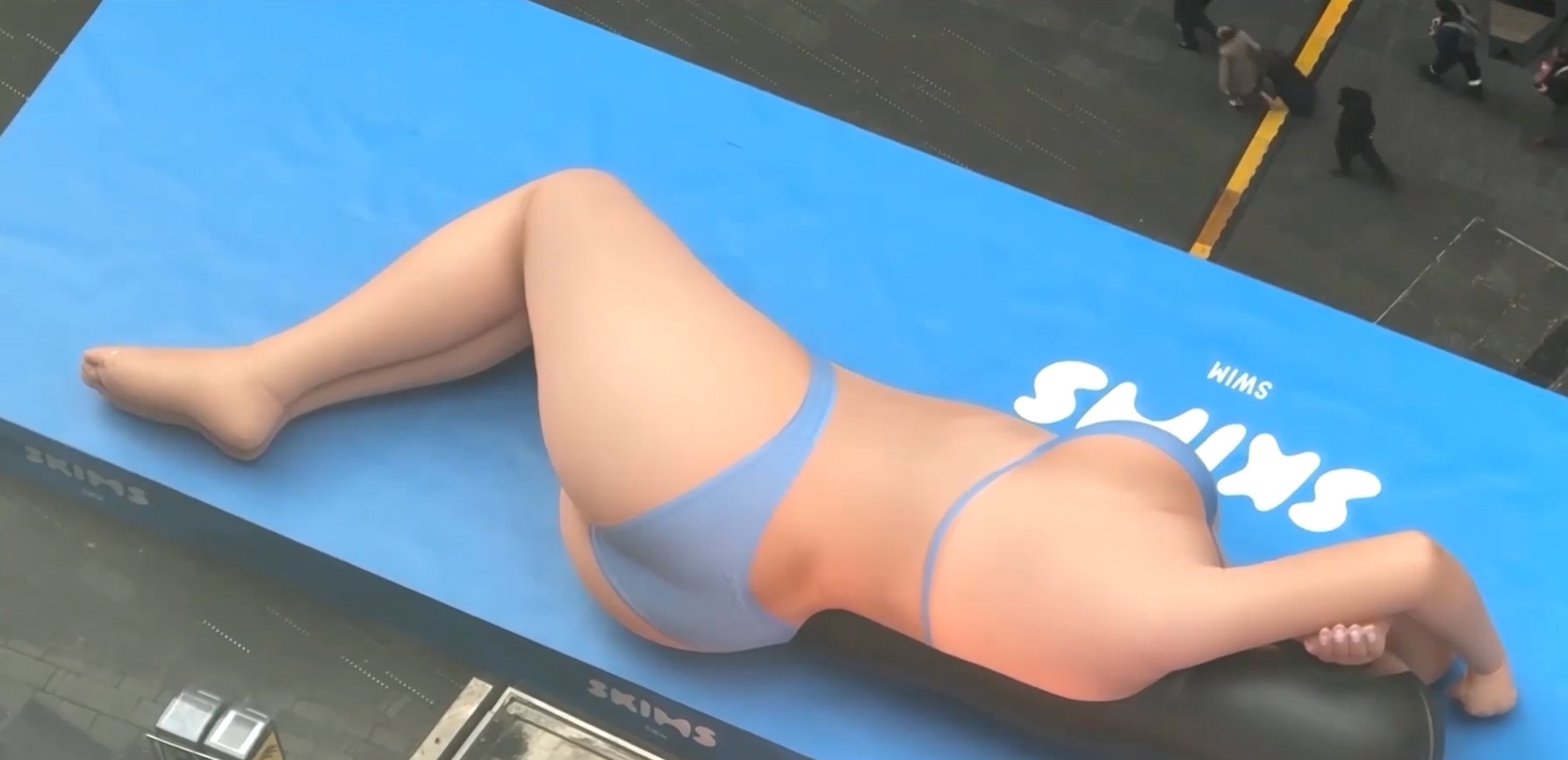 Ένθετο Κόσμος: Φουσκωτή κούκλα αλά Κίμ Καρτντάσιαν στην Τάιμς Σκουέαρ - ertnews.gr