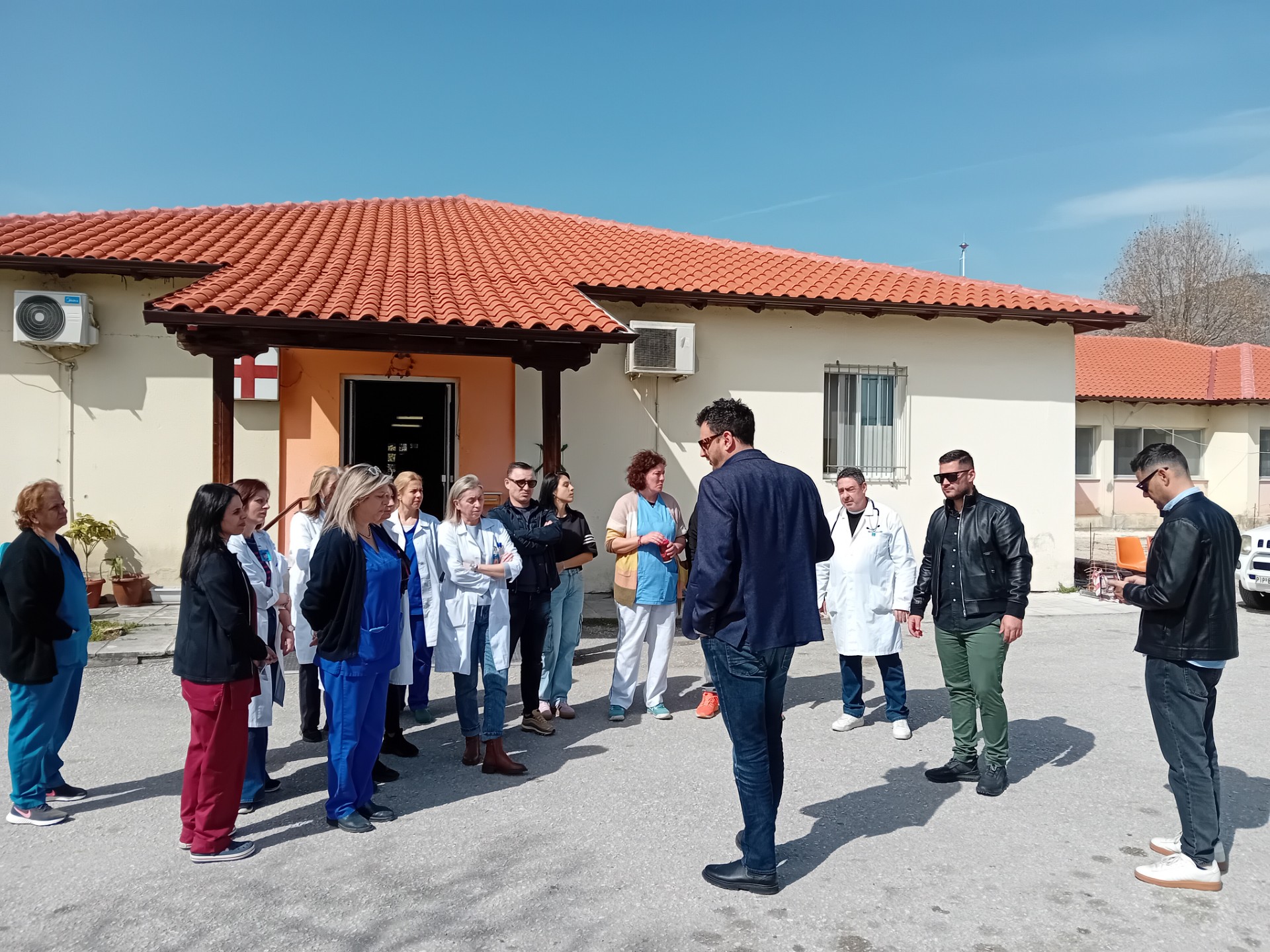 Διαμαρτυρία εργαζομένων για την επίθεση σε γιατρό και οδηγό ασθενοφόρου ...