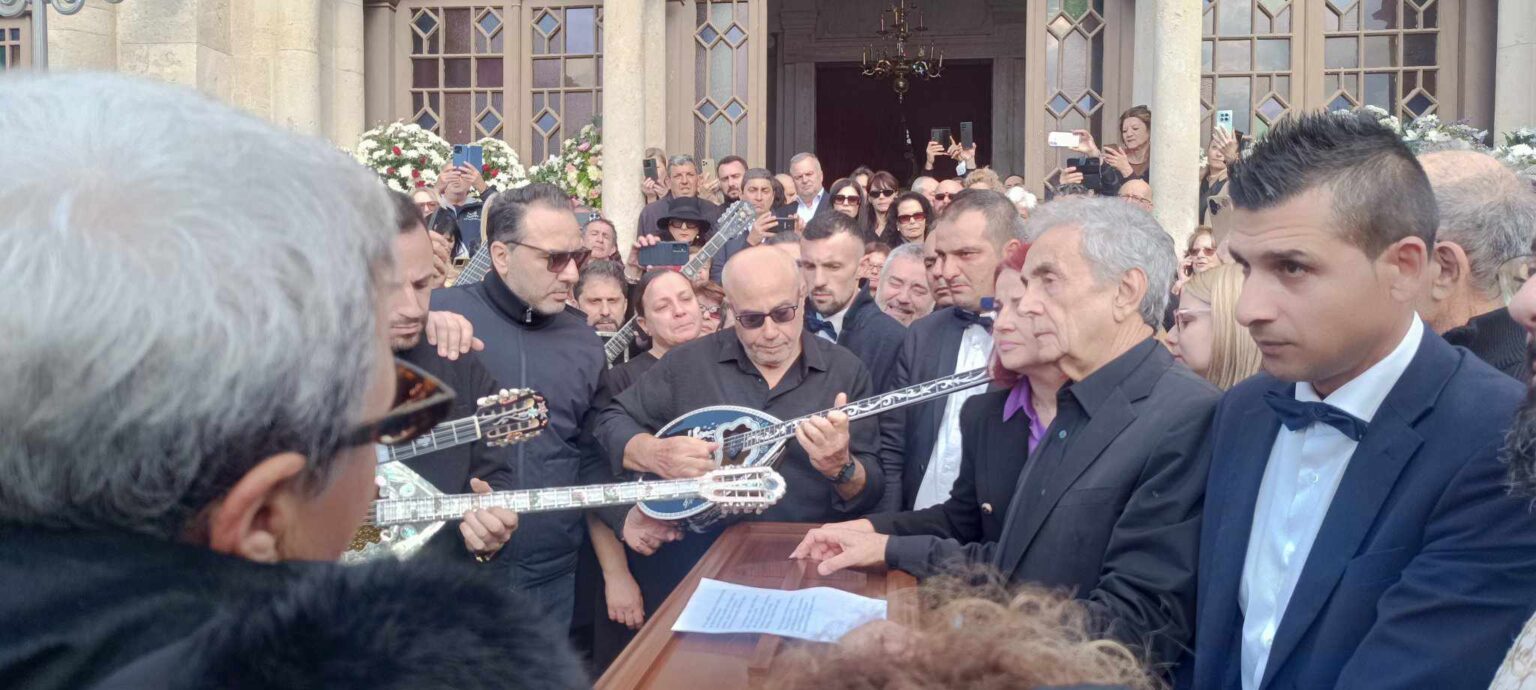 Ηράκλειο: Συγκίνηση στην κηδεία του Μανώλη Λιδάκη – Τον αποχαιρέτησαν ...