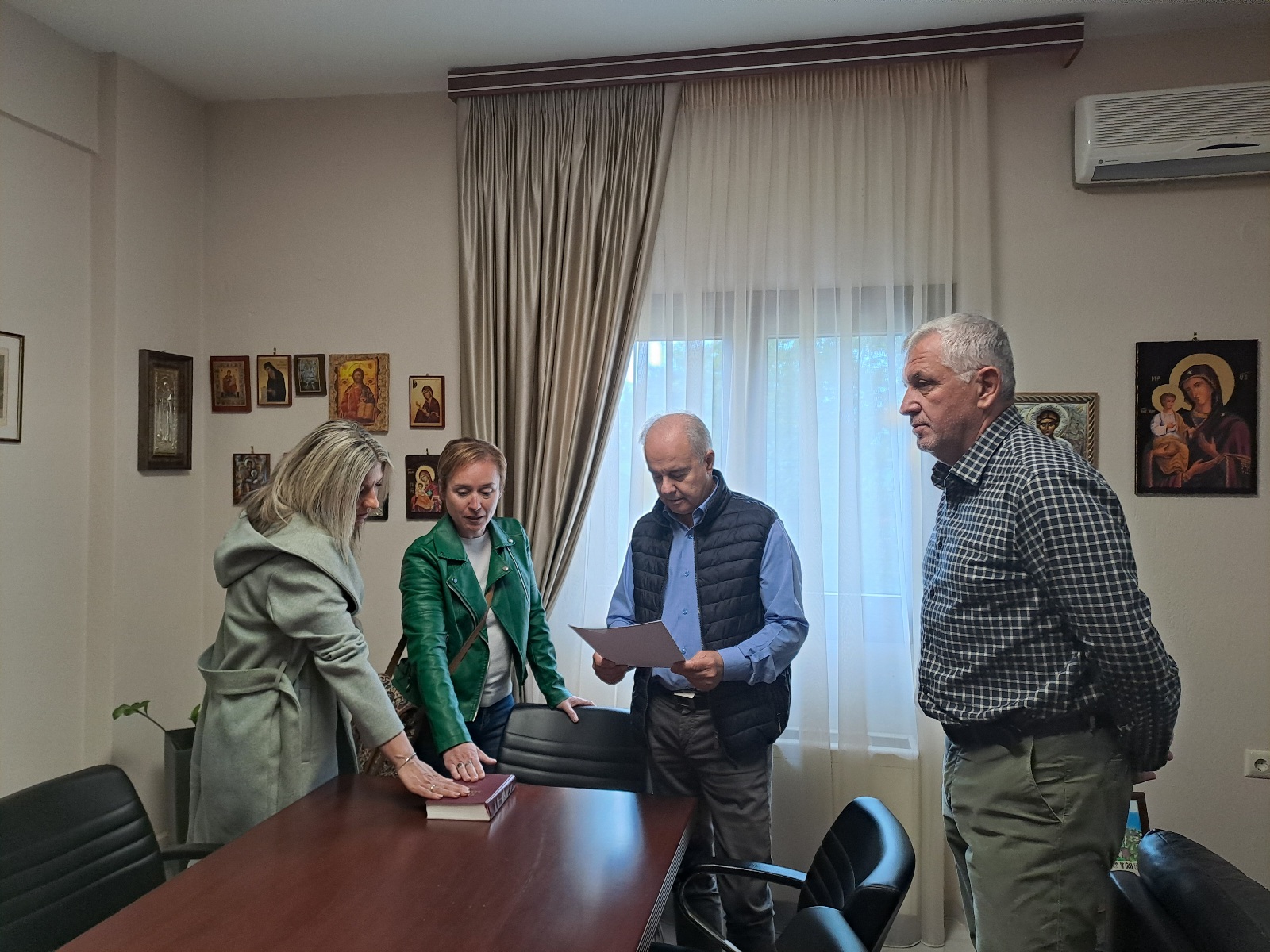 Δ. Τεμπών: Ορκωμοσία δύο νέων υπαλλήλων στο πρόγραμμα «Βοήθεια στο ...