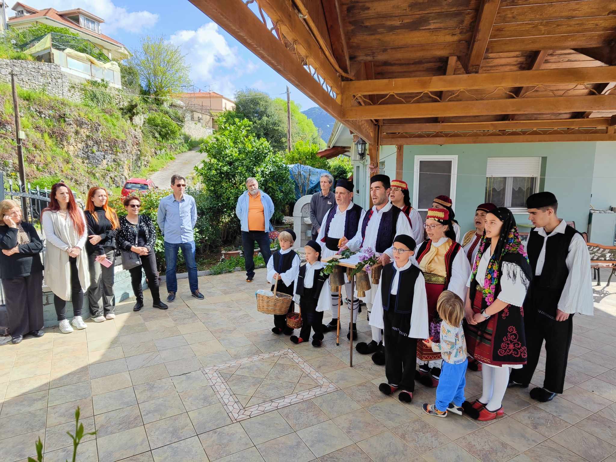 Ιωάννινα: Το "Μοιρολόι της Παναγιάς" αναβίωσε στην Κοπάνη - ertnews.gr