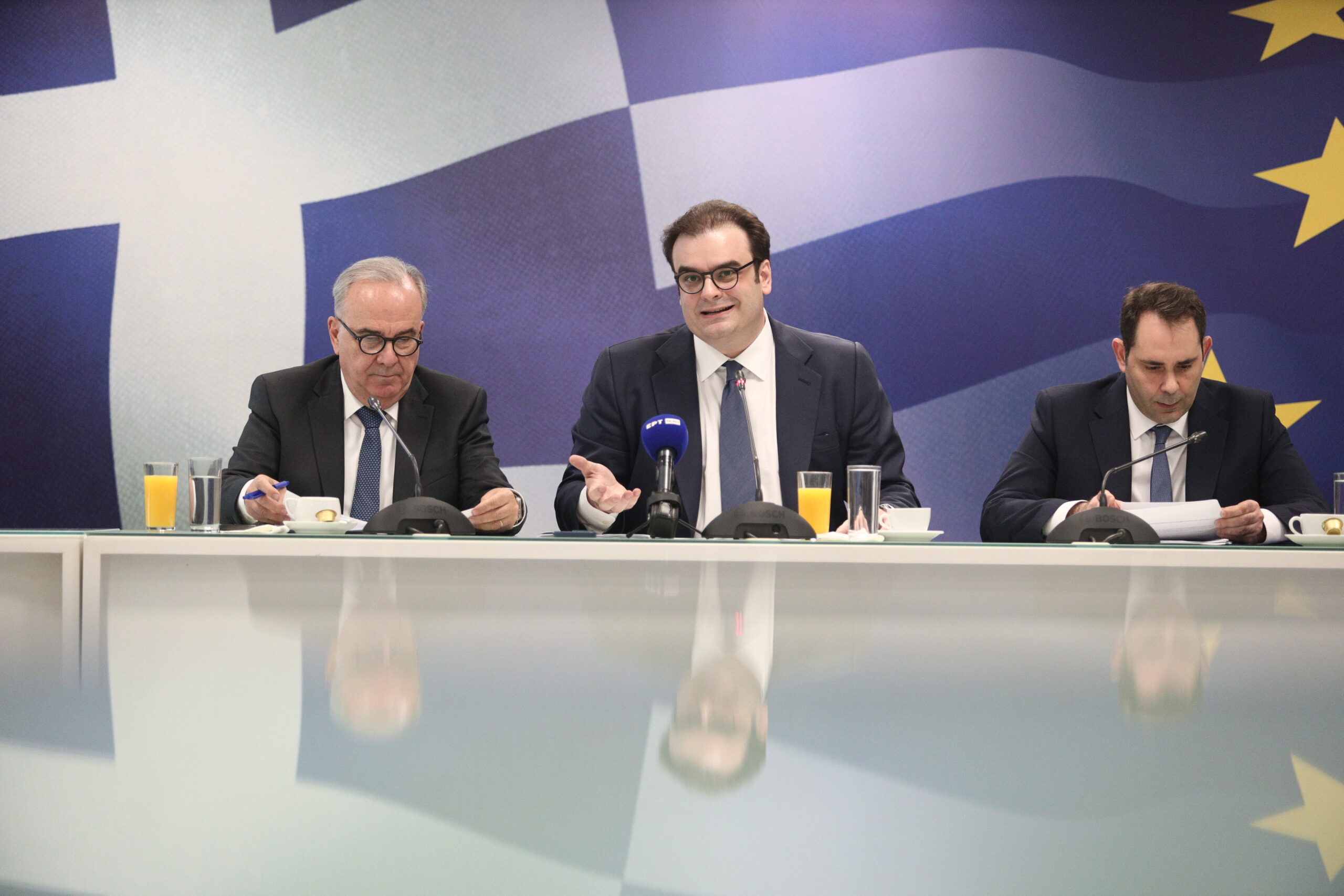 Η εξειδίκευση των οικονομικών μέτρων - Τα κριτήρια για τα 250 ευρώ σε 1 ...
