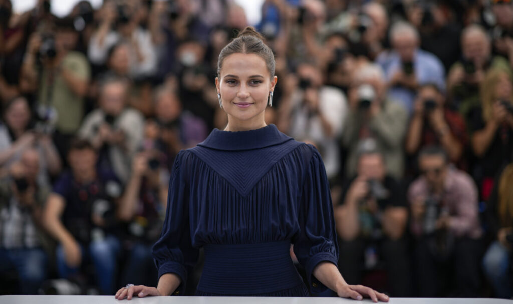 Η Αλίσια Βικάντερ επιστρέφει στη θεατρική σκηνή μετά από 17 χρόνια - ertnews.gr