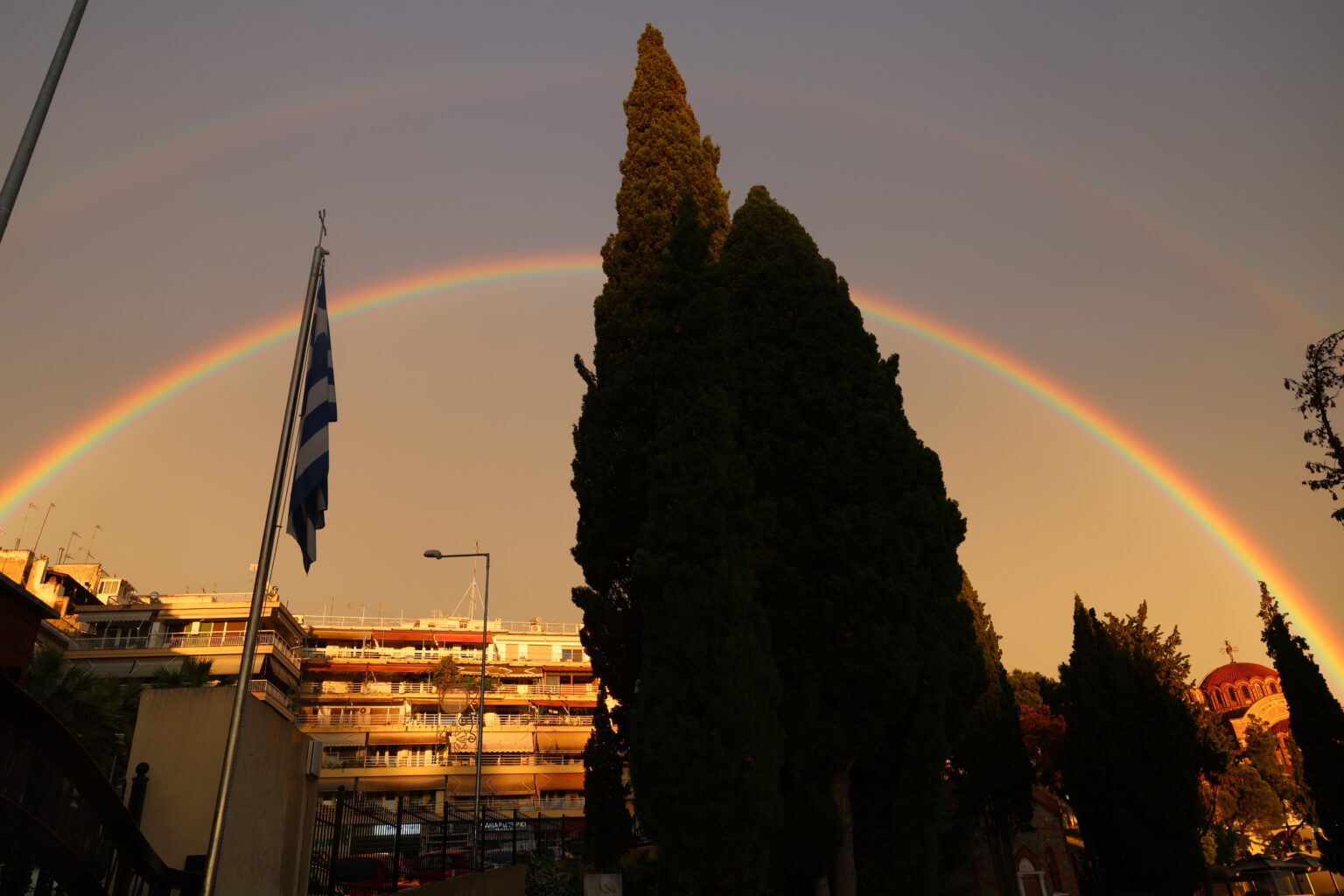 Θεσσαλονίκη: Εντυπωσιακό ουράνιο τόξο «τύλιξε» την πόλη (εικόνες ...