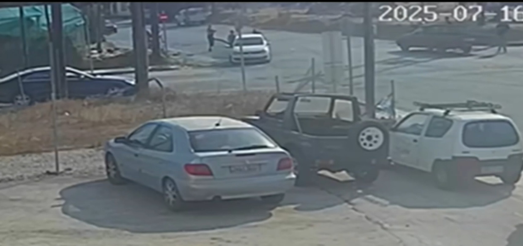 Ιεράπετρα - Βίντεο Ντοκουμέντο: Οδηγός μηχανής πέφτει στο έδαφος από σύγκρουση με ΙΧ και ...