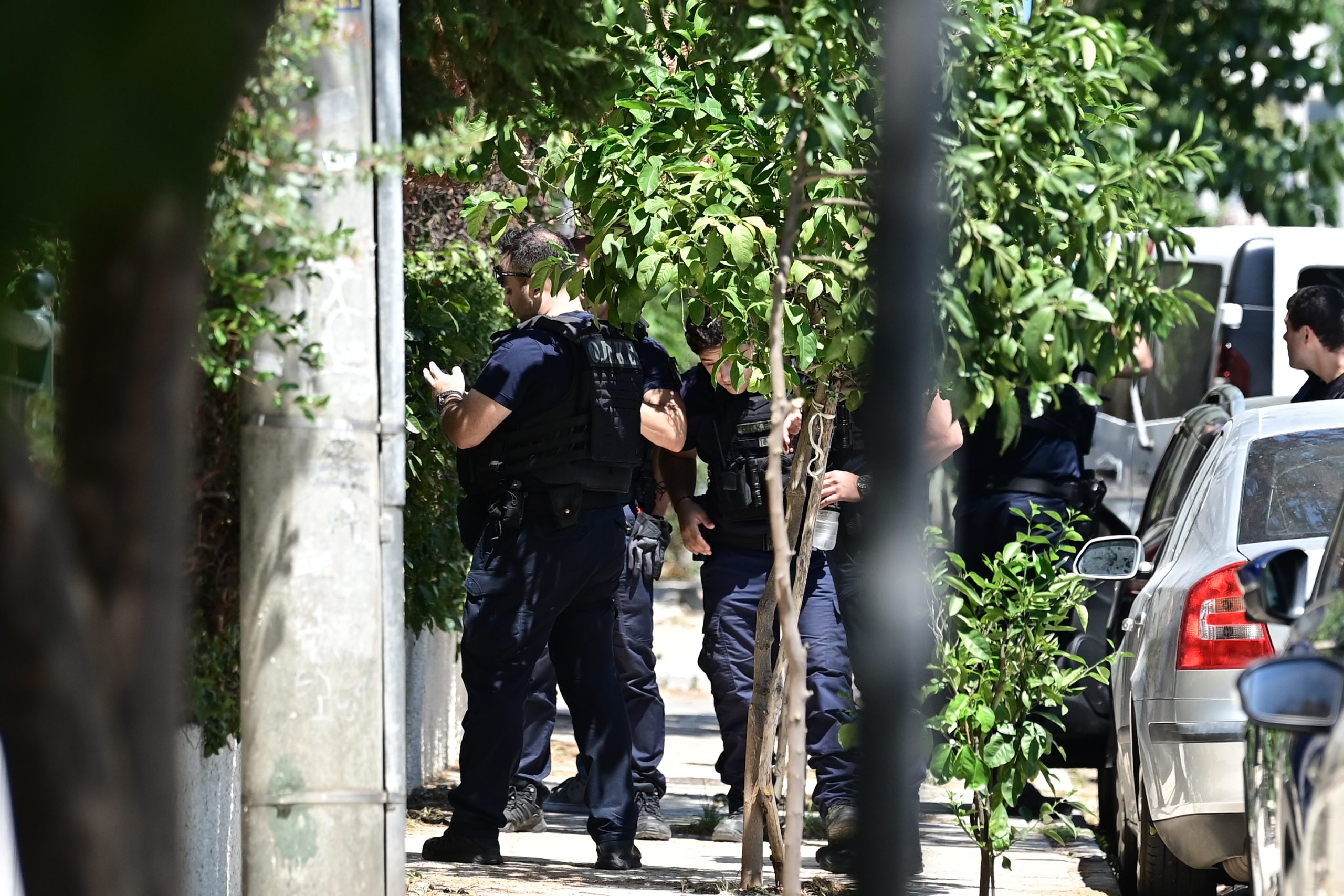 Συλλήψεις αλλοδαπών στα Εξάρχεια για κλοπές: Στόχευαν σταθμευμένα ...